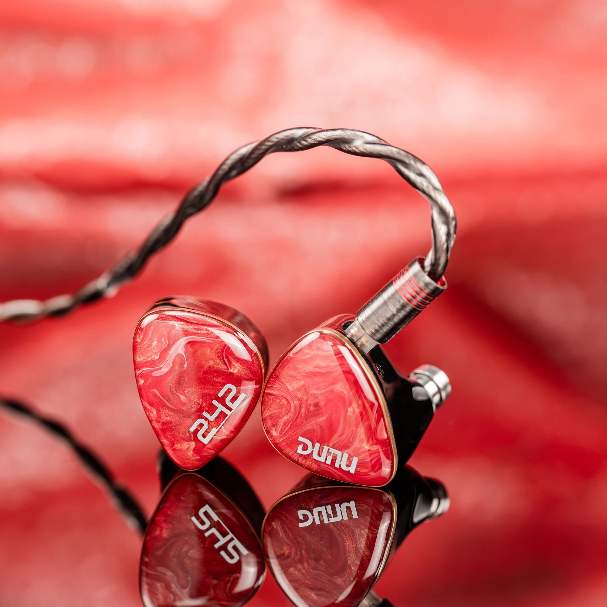 Наушники-вкладыши DUNU DN242 2D + 4 BA + 2 Planar Tribrid IEM с мини-кабелем Q-Lock 0.78 мм, сменные, с разъемами 3.5 мм + 4.4 мм