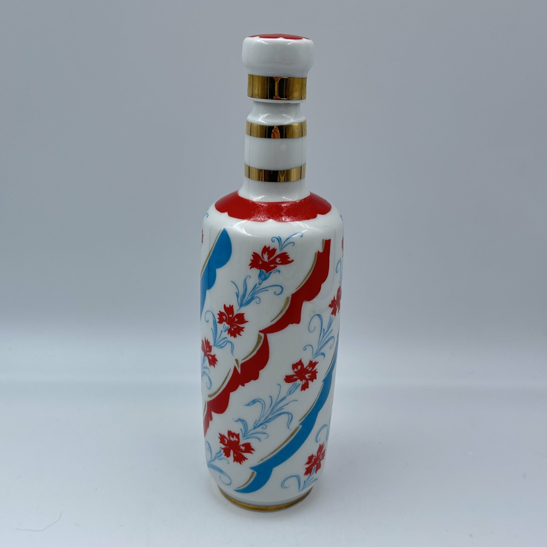 Штоф "Гвоздика", автор формы А. Н. Семенова, автор росписи К. Г. Косенкова, фарфор