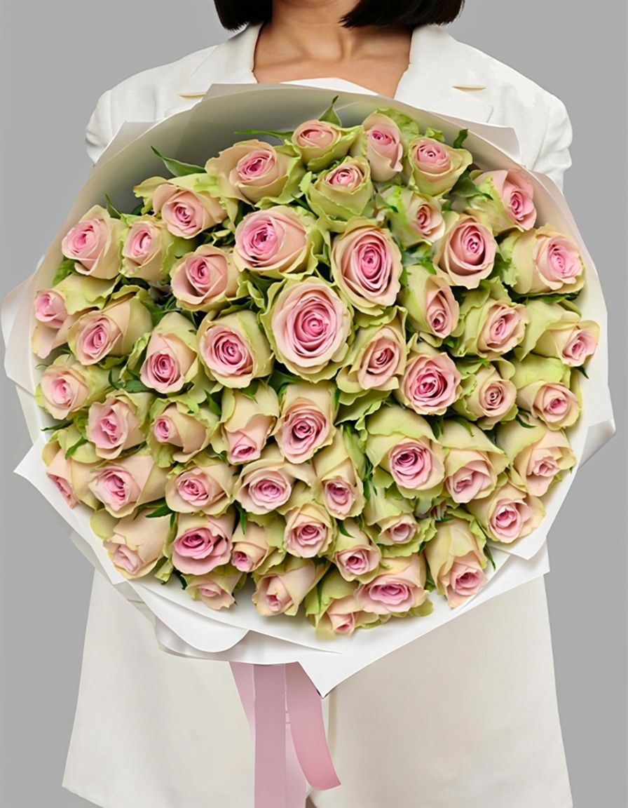 Букет из 49 кенийских роз Тривиа, Rosa di Luna, дизайнерская упаковка