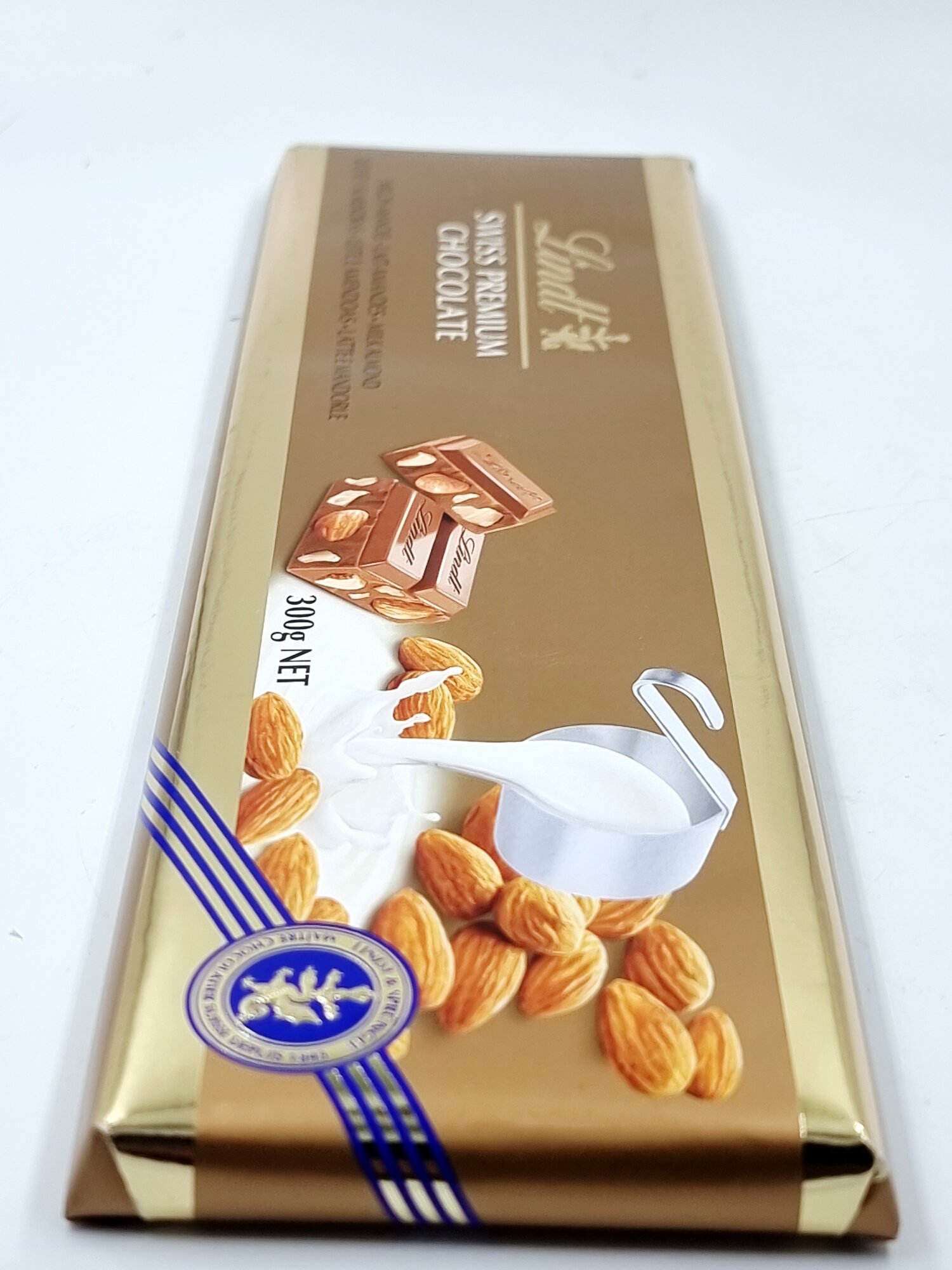 Шоколад Lindt Swiss Premium Milk Chocolate молочный с миндалем 300 г (Швейцария)