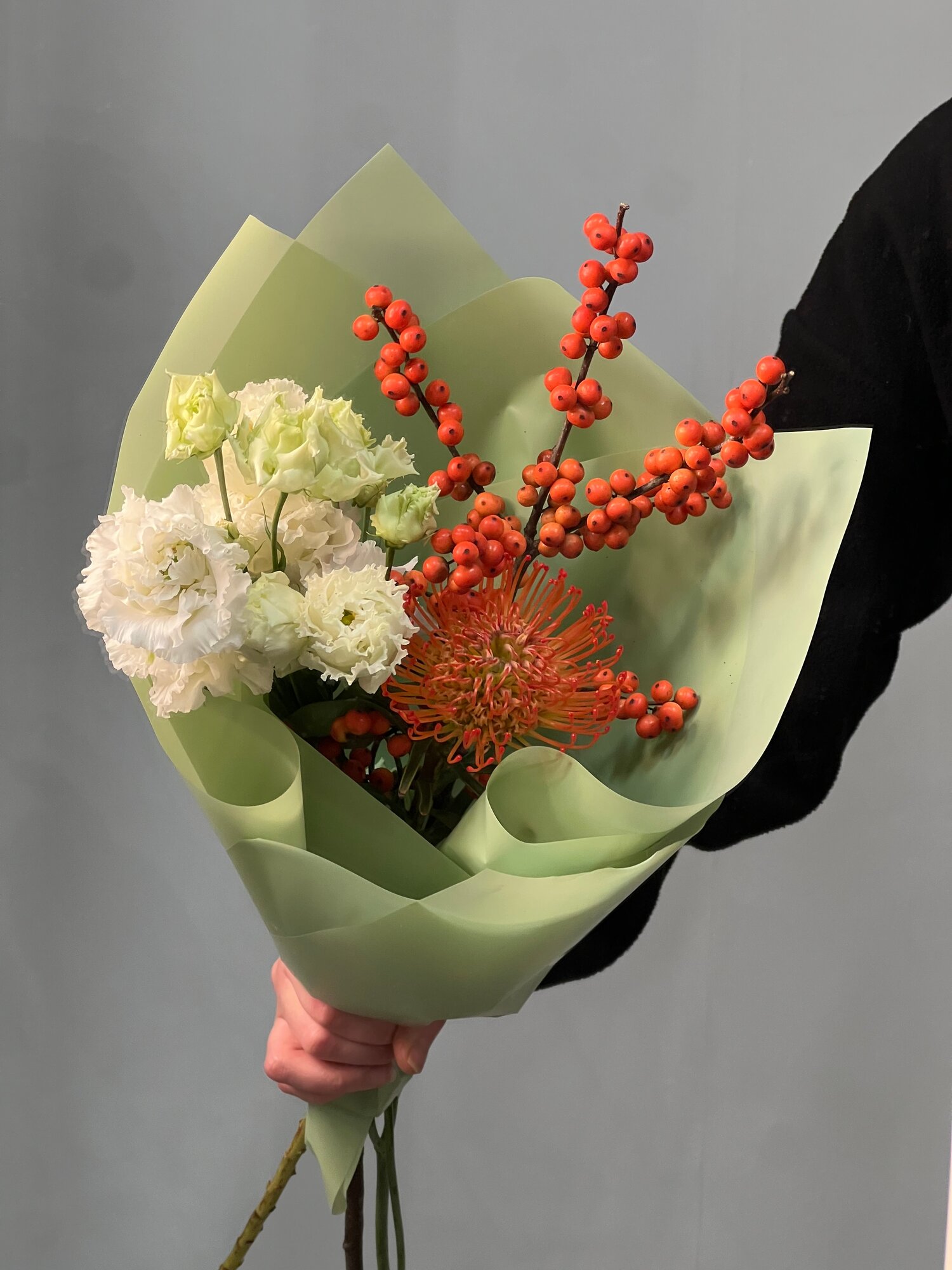 Букет "Комплимент яркий", ягоды илекса, цветок нутан, белая эустома