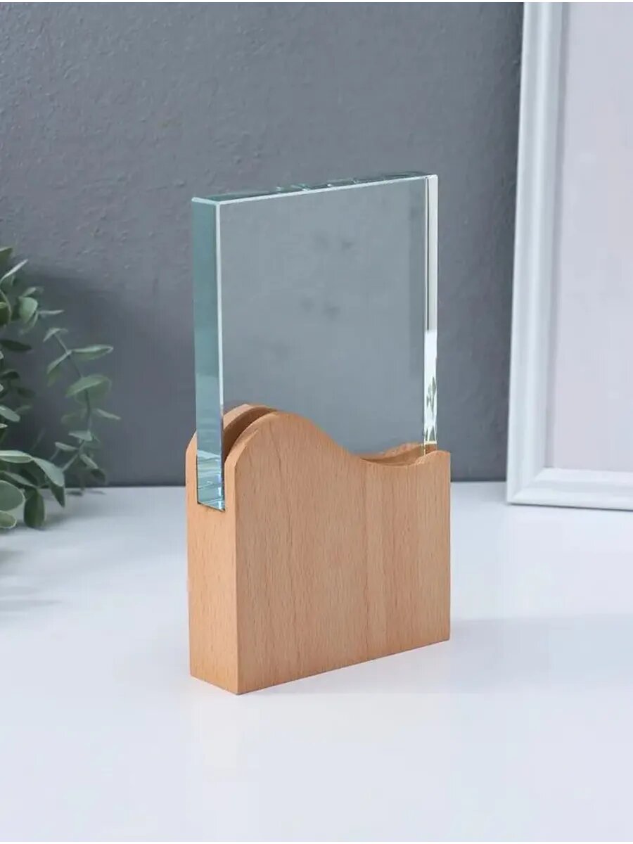 Элегантная наградная стела из стекла и дерева