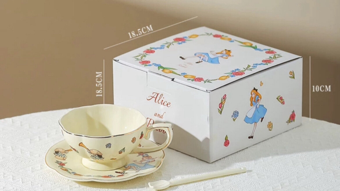 Чайная чашка из сервиза Алиса в стране чудес