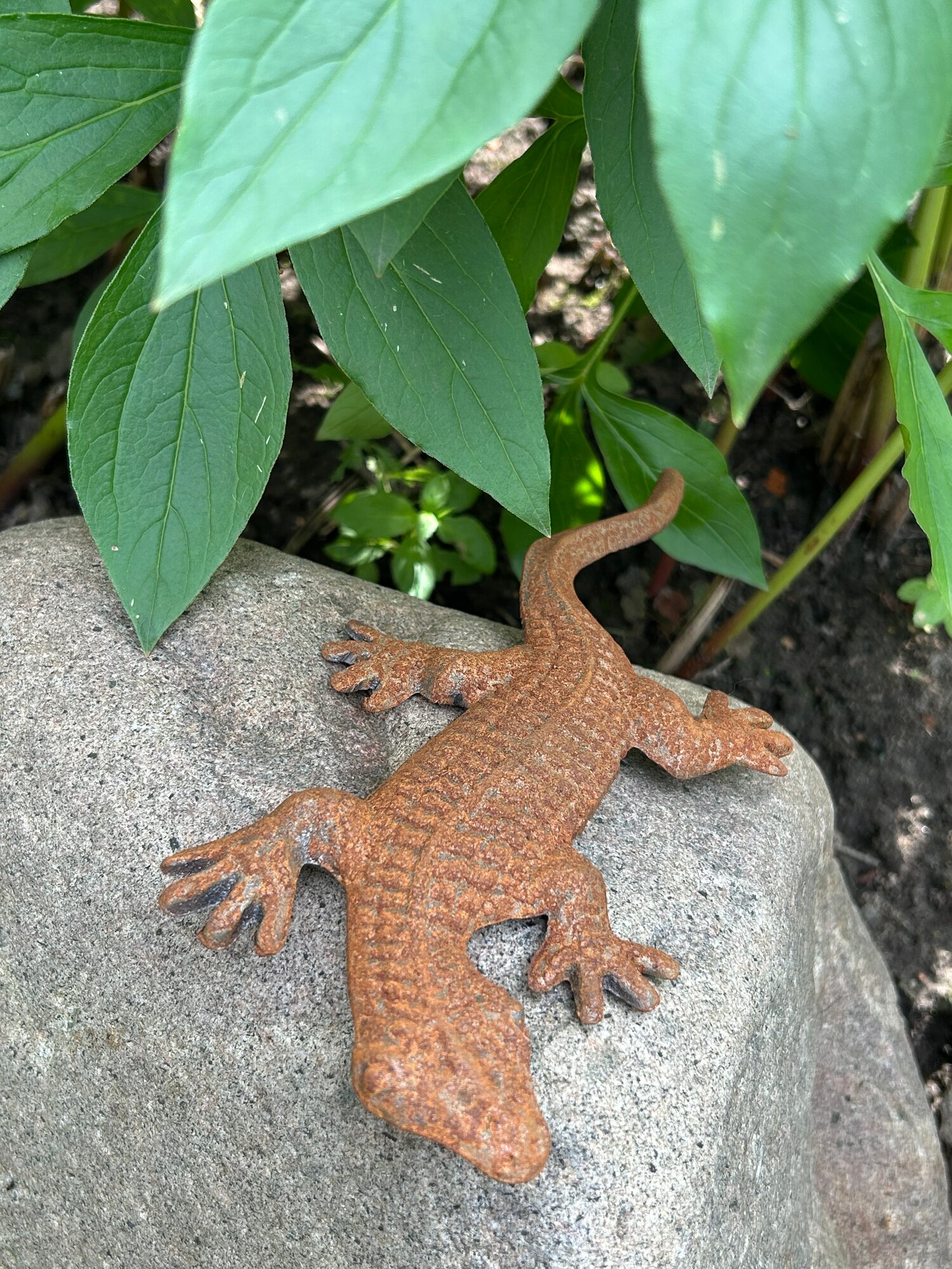 Садовый оберег: изящная фигурка ящерицы в ландшафтном дизайне