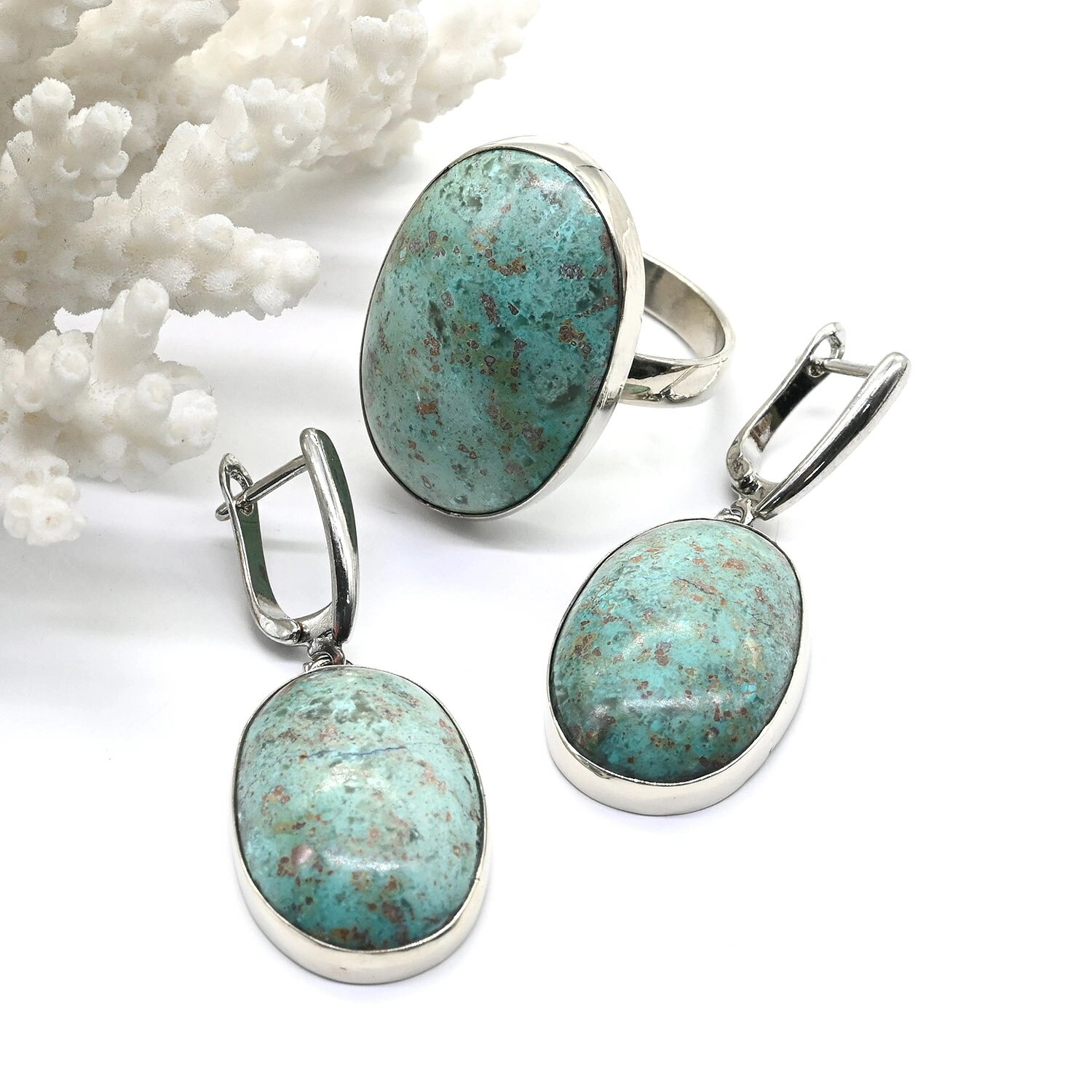 Комплект бижутерии: кольцо, серьги, хризоколла