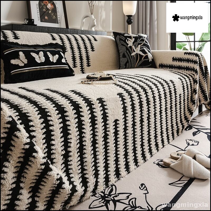 Эксклюзивный плед на диван современного дизайна представлен в виде удобного полотенца и уютного чехла