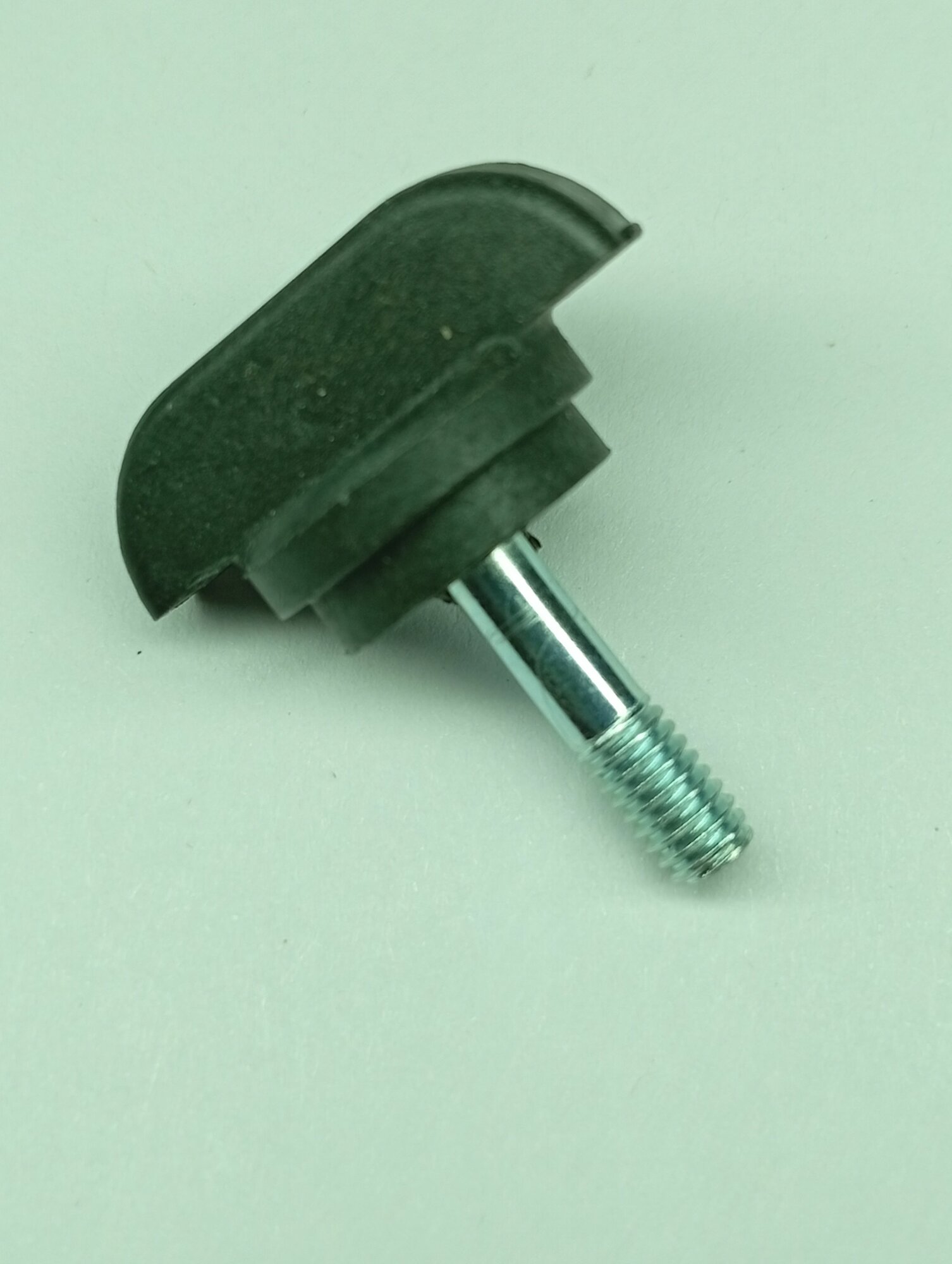 Болт крепления крышки воздушного фильтра CHAMPION T338 / 31204101