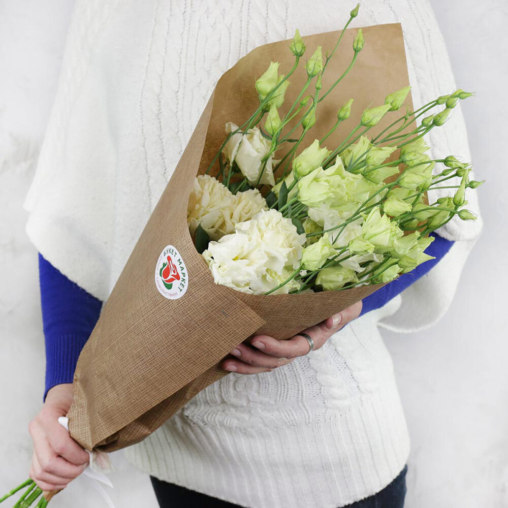 Букет из лизиантуса, 9 цветов, 60 см, белый, монобукет, крафт-бумага