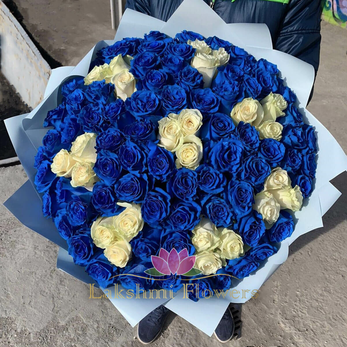 101 синяя и белая роза / Букет из 101 синей и белой розы в авторской упаковке