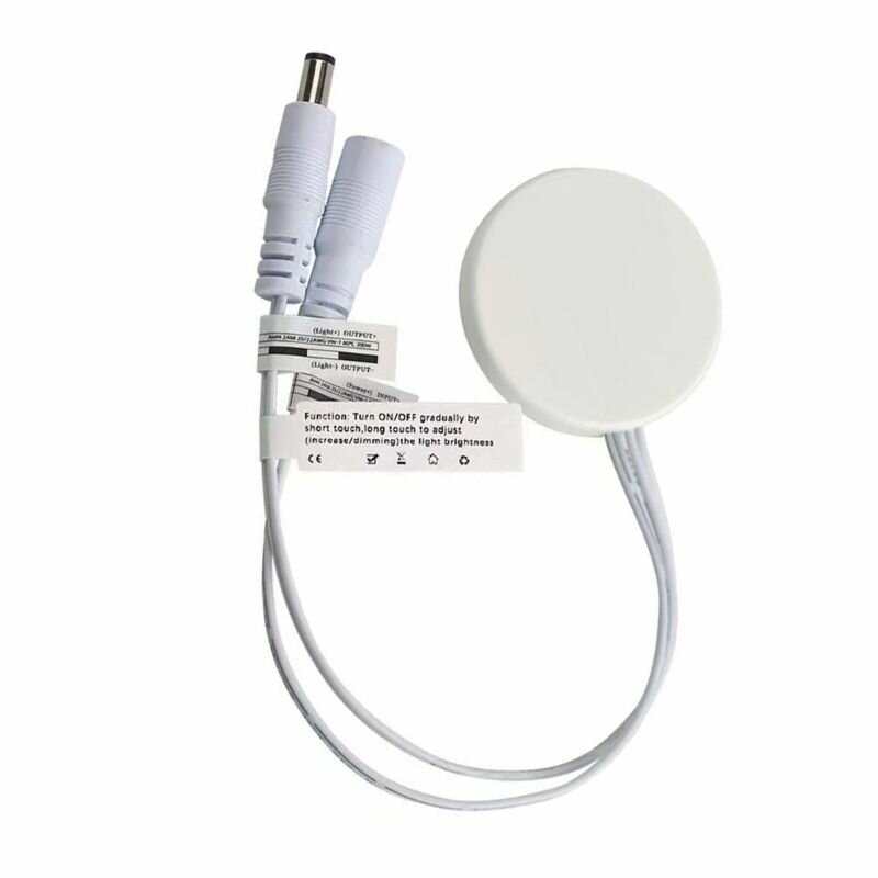 Кабель постоянного тока для сенсорного переключателя на деревянной доске-белый