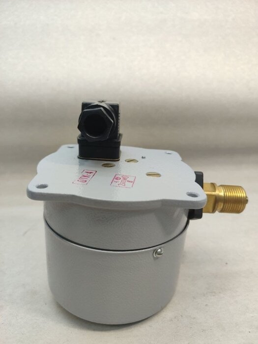 Манометр ДМ-2010 СгУ2 (0-0,4МПа) с фланцем исп. 5