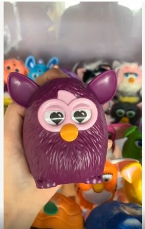 Раритетный экземпляр Фёрби из McDonald's: винтидж-модель с интерактивной сменой выражения глаз.