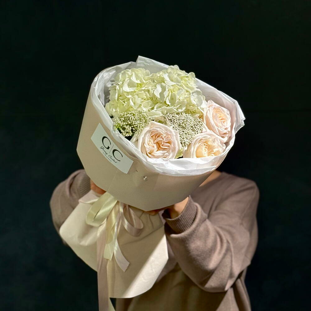 Букет "Утренняя Роса", гортензия, роза пионовидная, озотамнус. Белый / бежевый