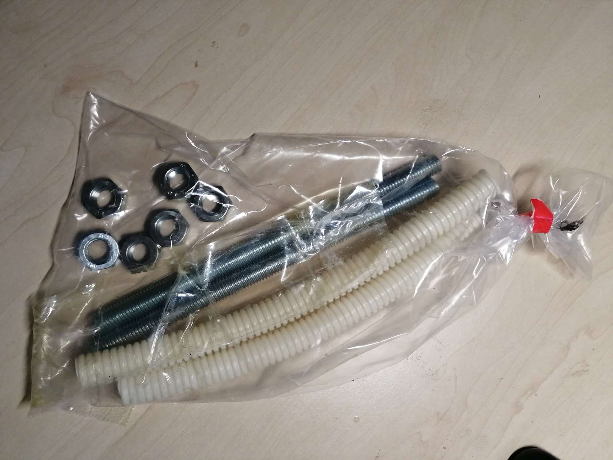 Шпильки для крепления подвесного унитаза к инсталляции.