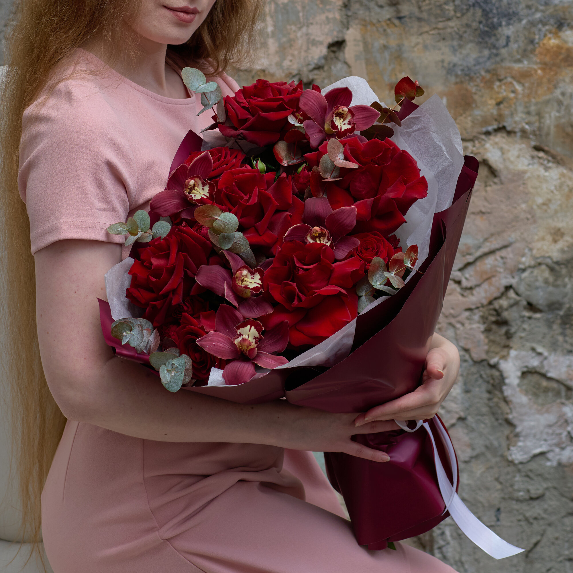 Букет живых цветов Flor-Pro Flowers из красных роз и бордовых орхидей "Каберне" в дизайнерской упаковке