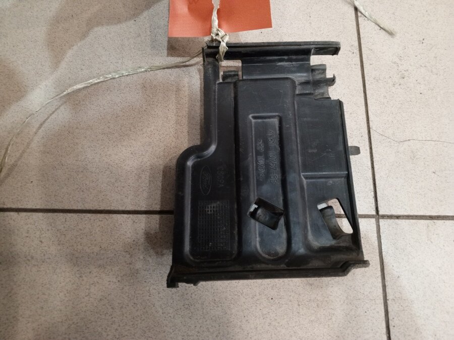 Крышка аккумулятора от Ford Focus 2 2008-2011