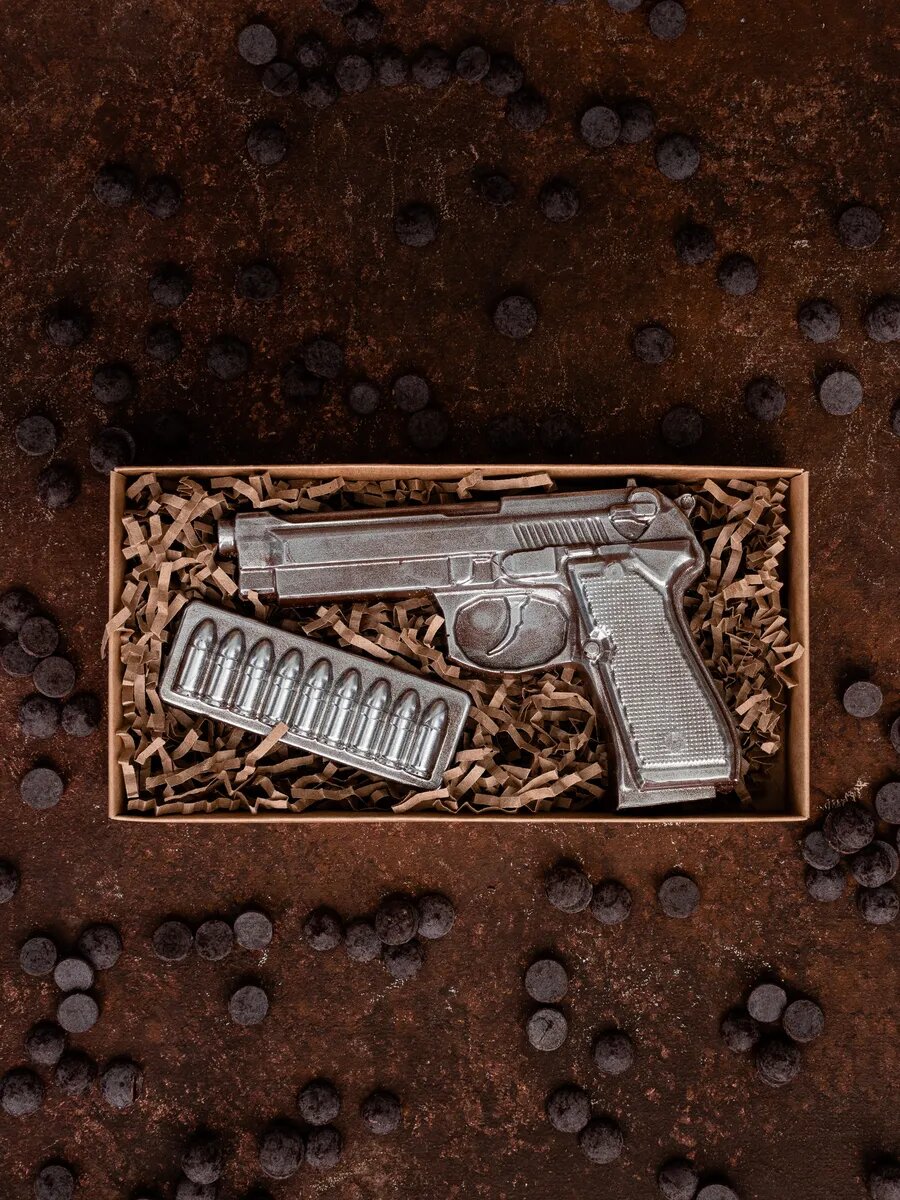 Фигура из молочного шоколада "Пистолет"