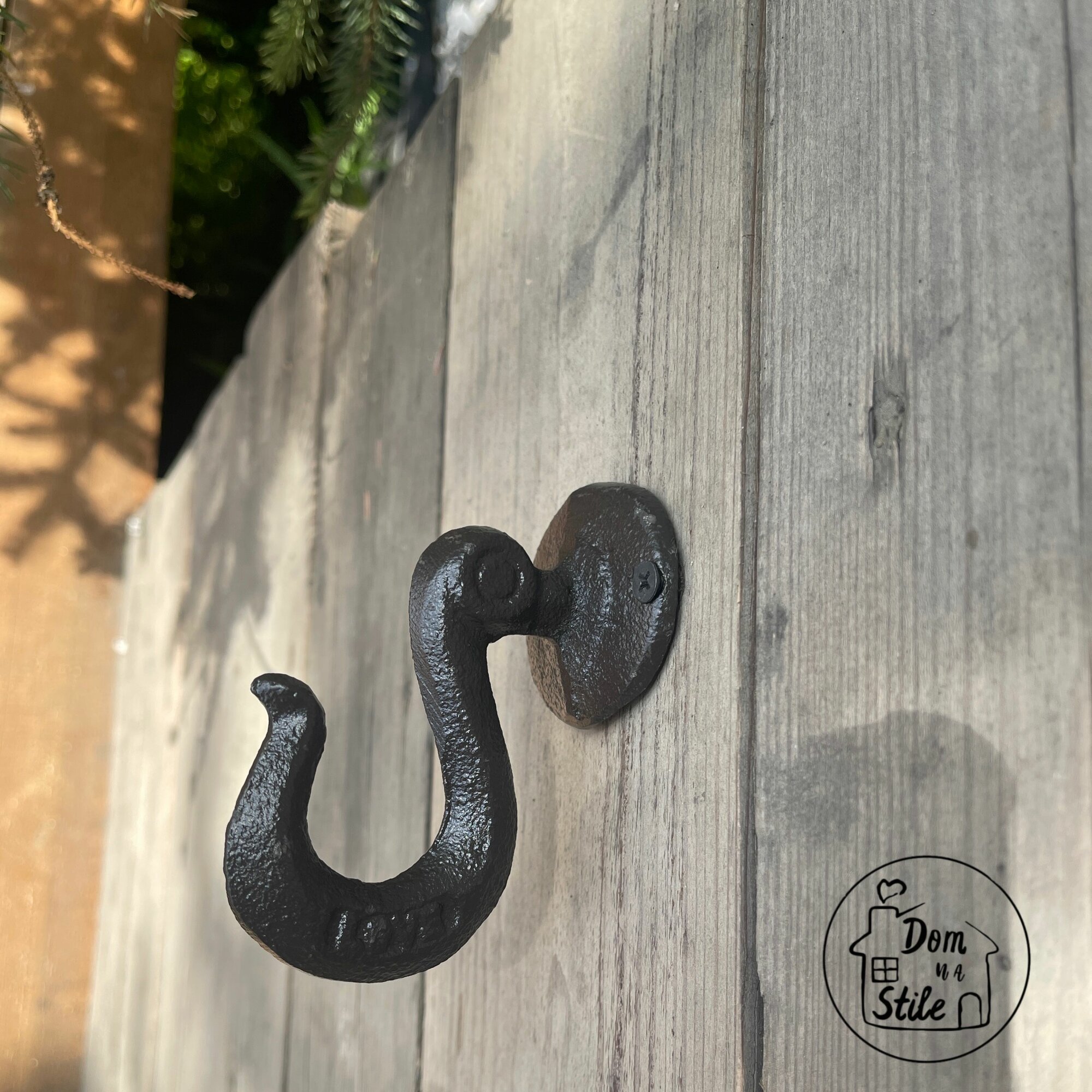 Крючок - вешалка чугунный настенный интерьерный для одежды и полотенец, для ванной и бани, дома и сада