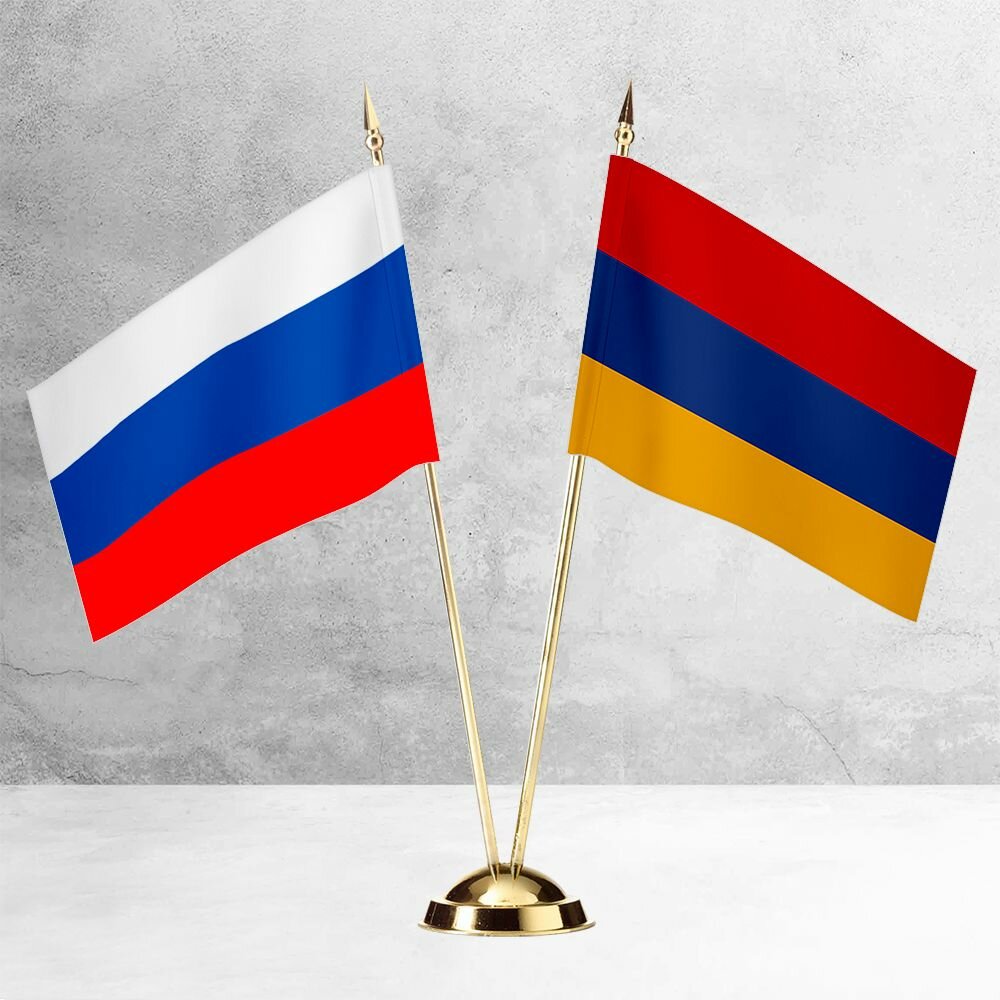 Настольные флаги России и Армении на пластиковой подставке под золото