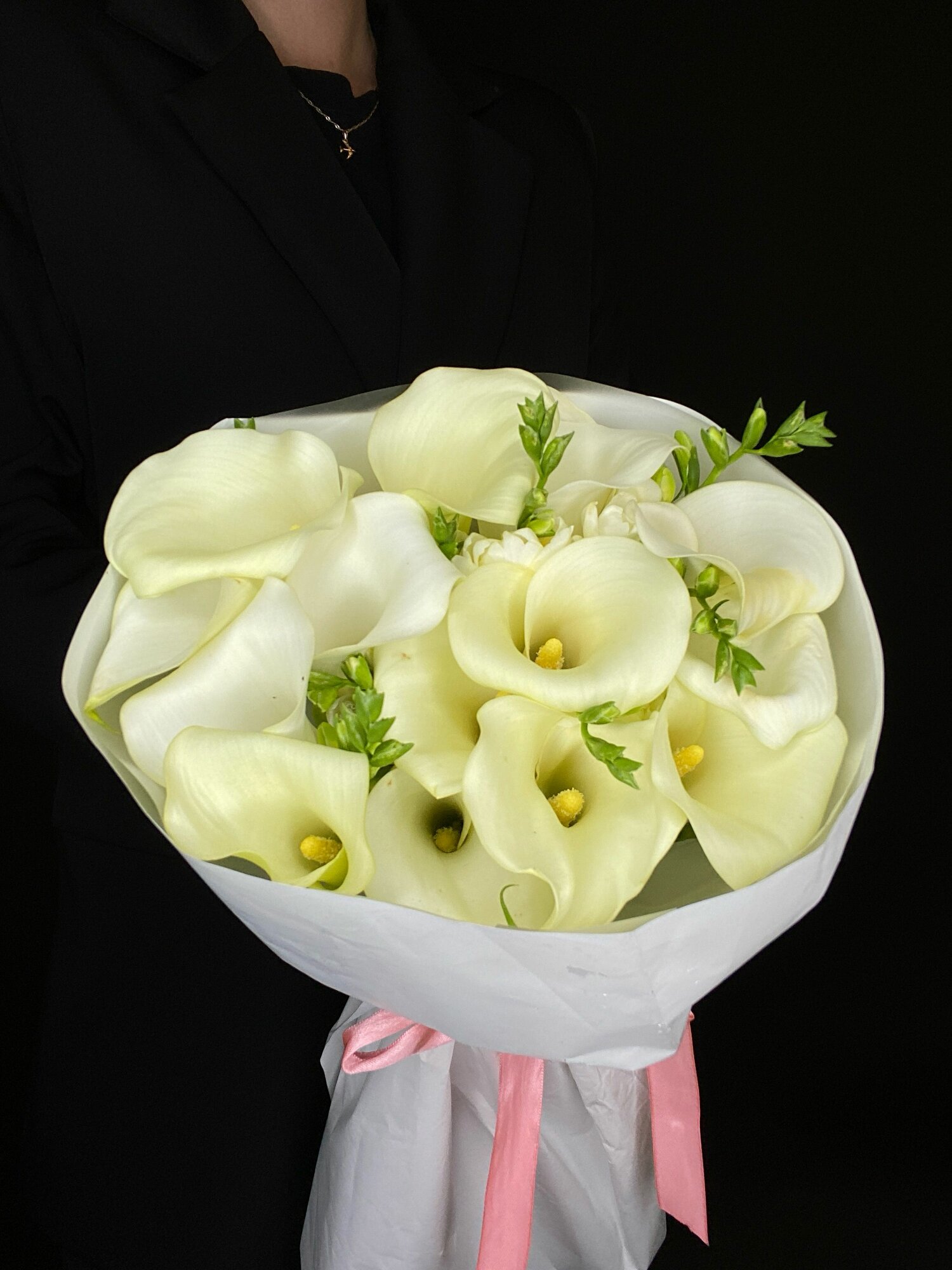 Нежные каллы (каллы 15 шт, фрезия 8 шт), высота букета 40 см