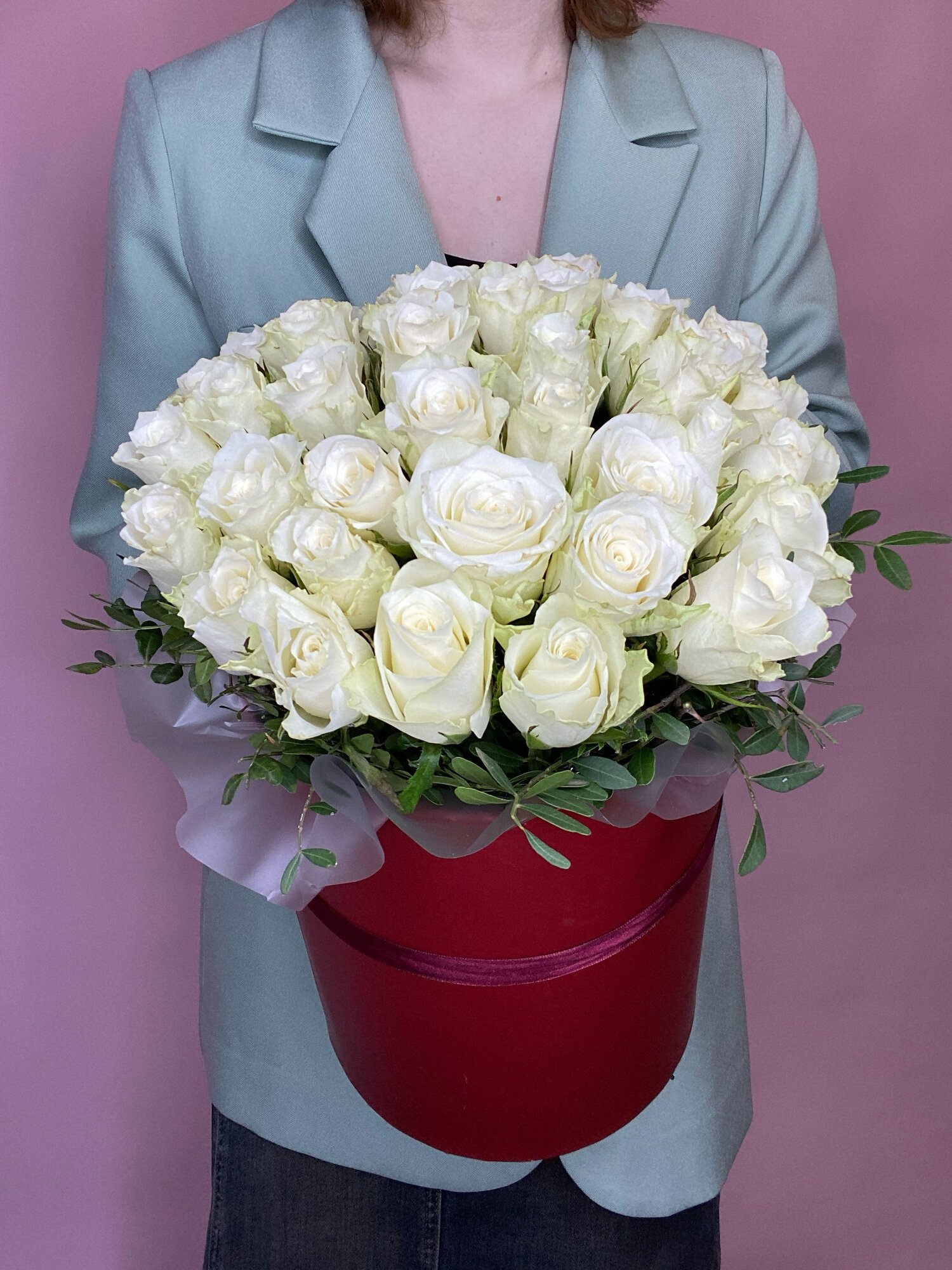 Белые розы в коробке