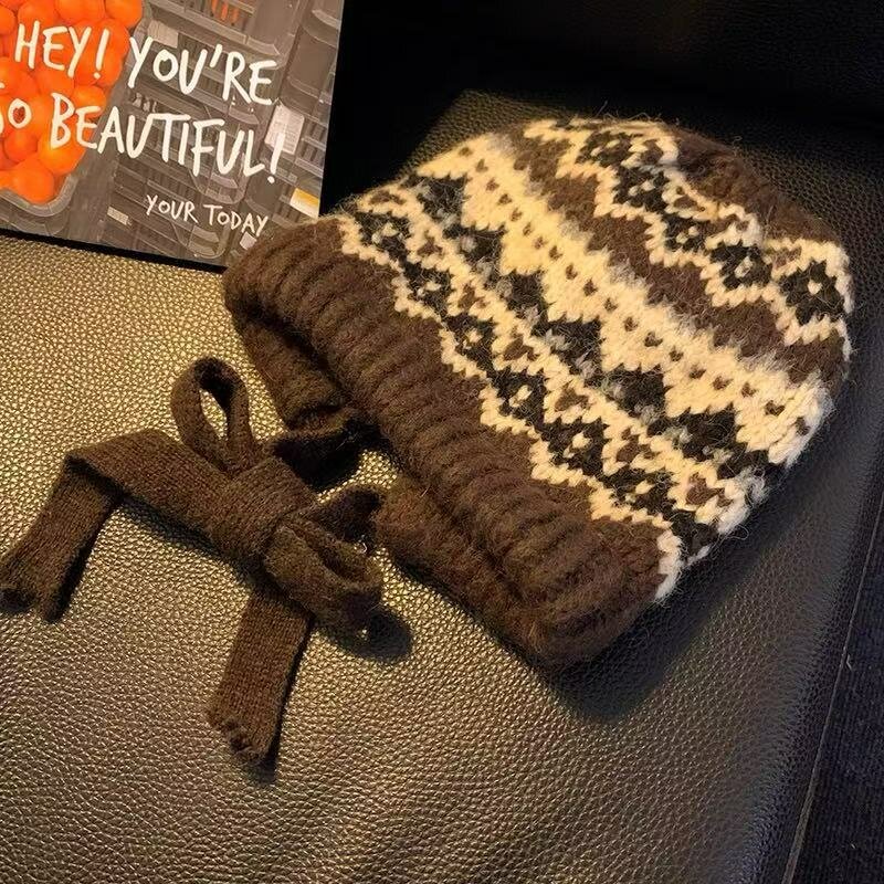 Милая теплая вязаная радужная шапка с ремешком, женская новинка 2025 года, осень и зима, защитный капюшон для ушей, оптовая продажа через границу