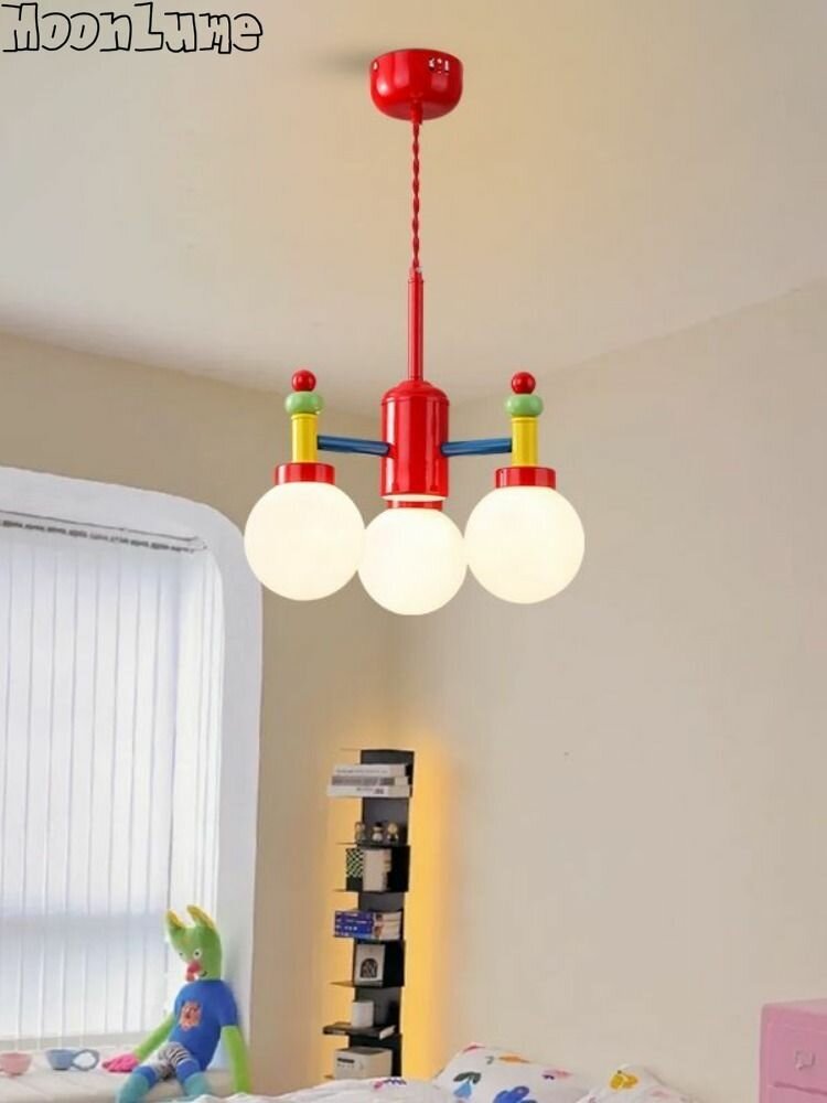 Яркая люстра в стиле макарон в Мемфисе