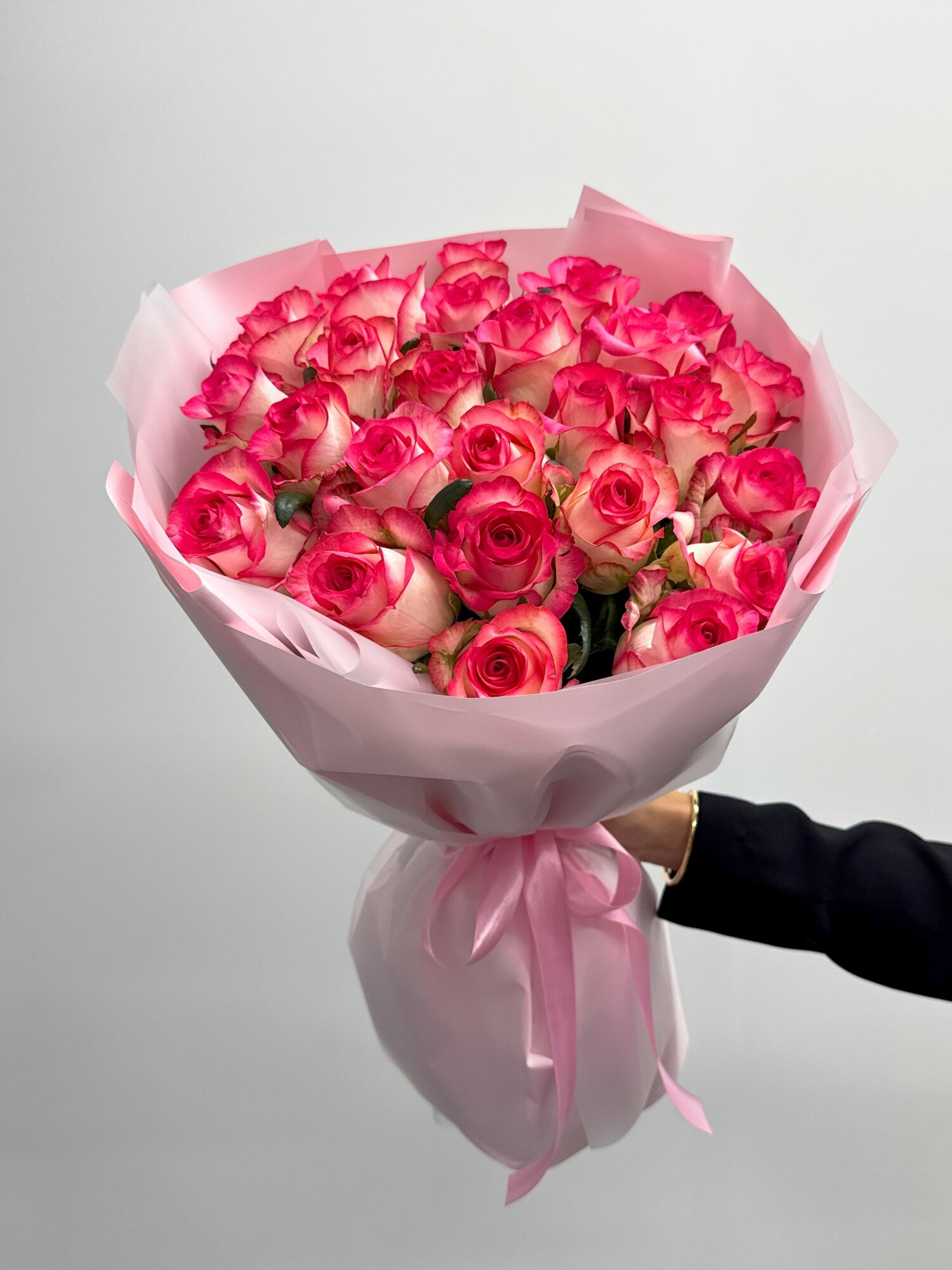 Букет живых цветов, бело-розовые розы 25 шт. 50 см. "Джумилия" в упаковке, флау стор