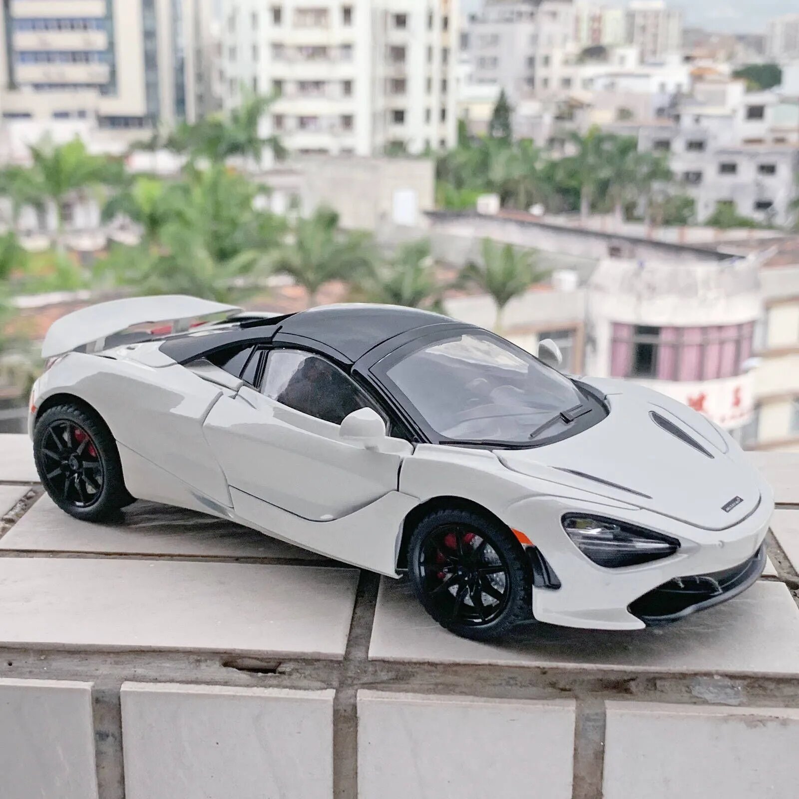 Машинка металлическая спорткар McLaren 720S white 1:24 длиной 20.5 см, Коллекционная модель машины для взрослых, Игрушечный автомобиль с звуковыми и световыми эффектами для детей