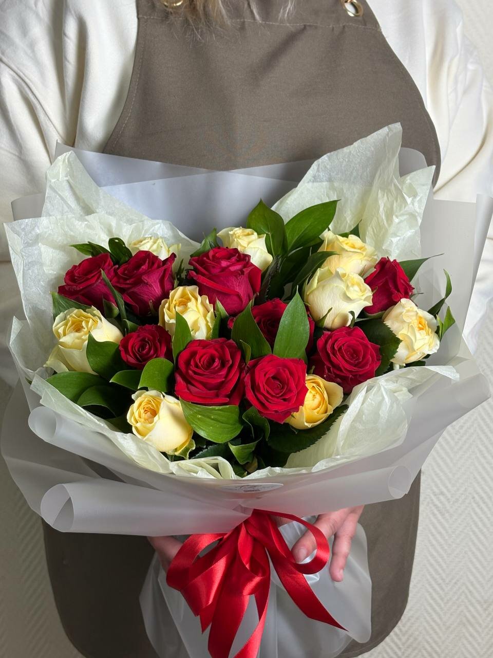 Букет "Роза с рускусом", матовая упаковка, одноголовая роза, Россия 40см