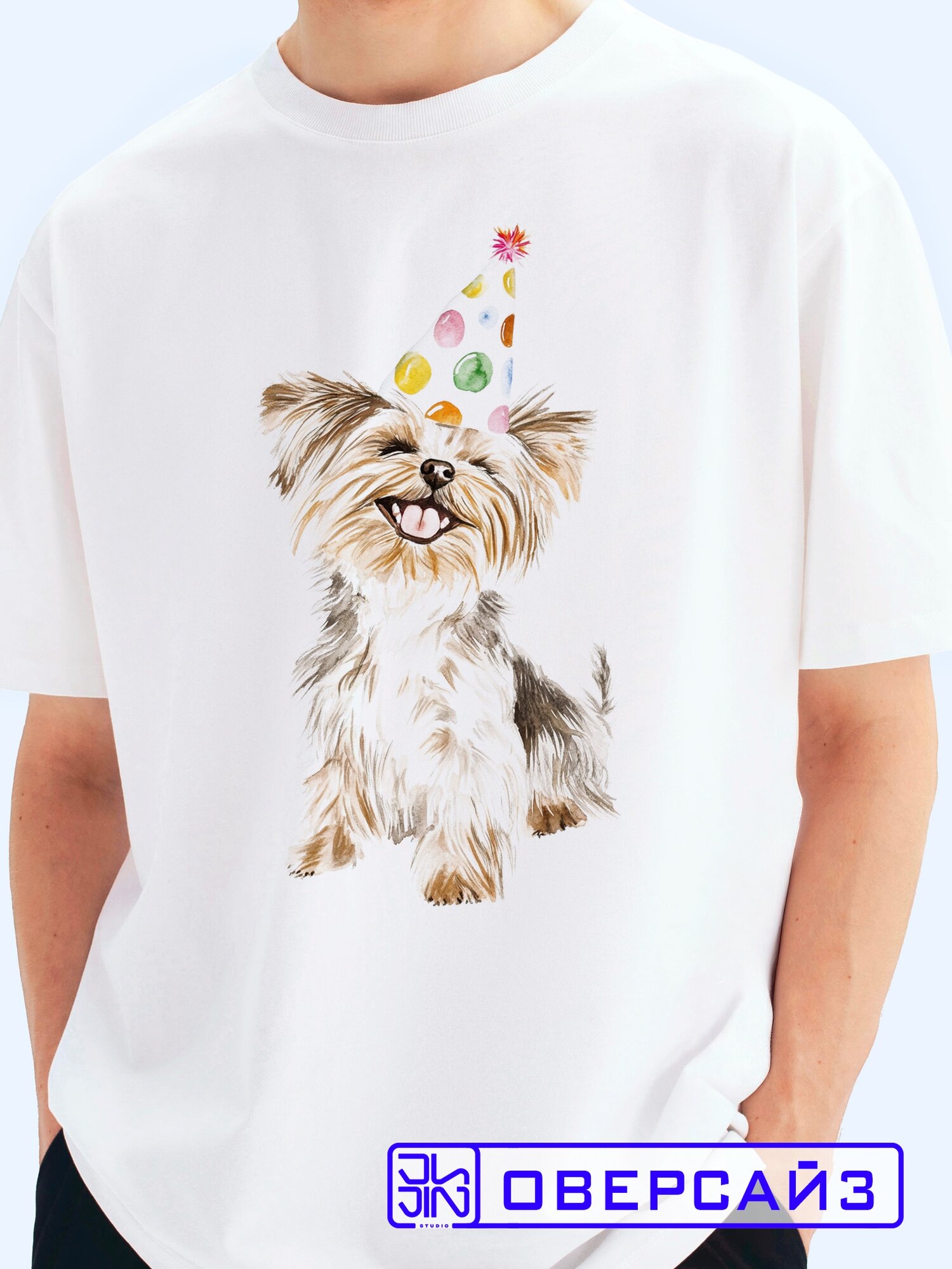 Футболка оверсайз мужская с принтом Веселый рыжий терьер в смешном коричневом колпаке для яркой вечеринки, белый хлопковый трикотаж с прикольным рисунком на груди