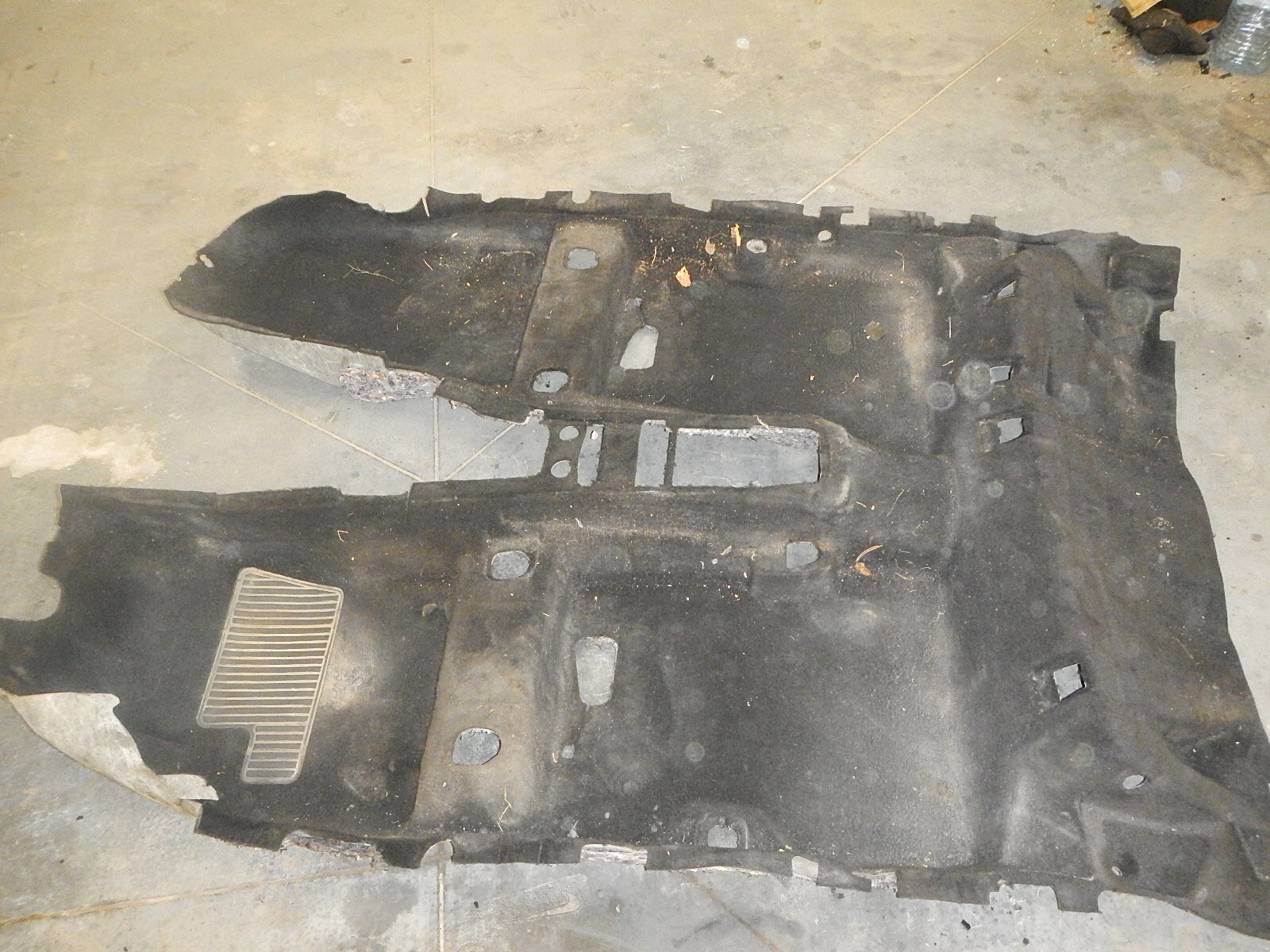 Б/У Покрытие напольное (ковролин), Ford (Форд)-FOCUS 2 (08-11) FORD FOCUS 2 (08-11) Грязное. 627920 FORD арт. 1594875