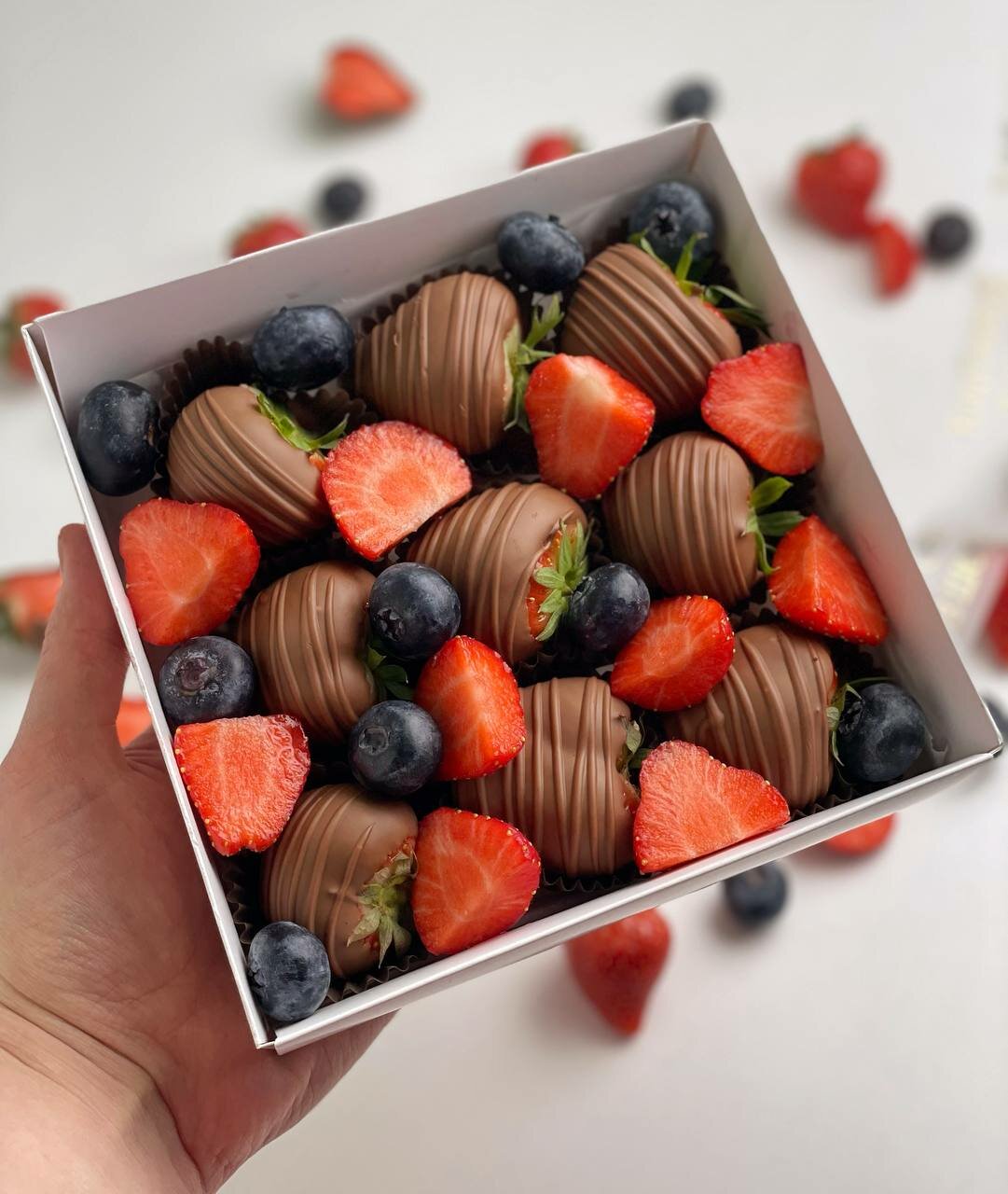 Подарочный набор Клубника в шоколаде с голубикой PREMIUM BOX 9-12 ягод