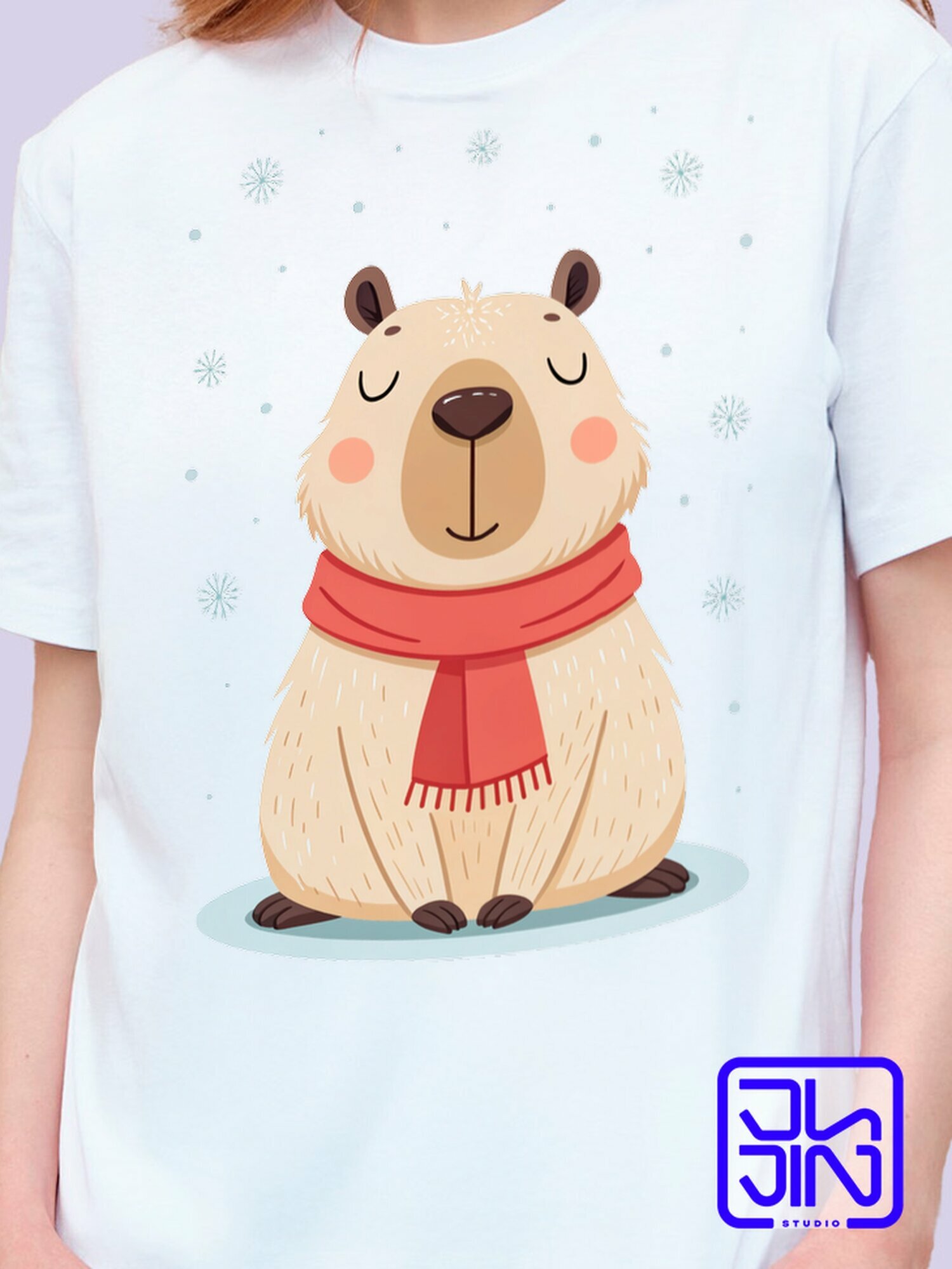 Футболка классическая женская с авторским принтом Смешной медведь в красном шарфе на бежевом фоне, молочная зима и снег, белый хлопковый трикотаж с прикольным рисунком на груди