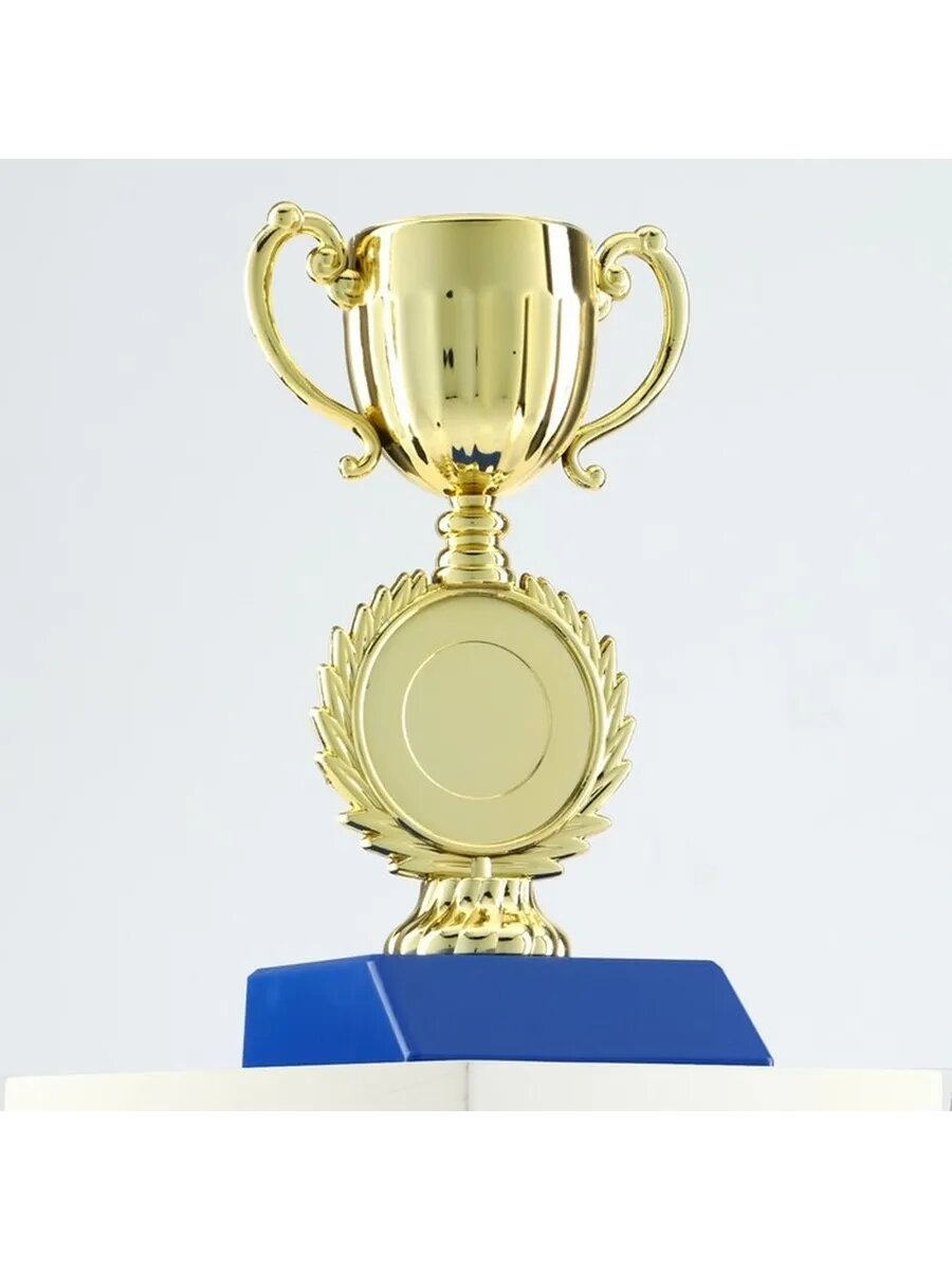 Элитный спортивный кубок с подставкой