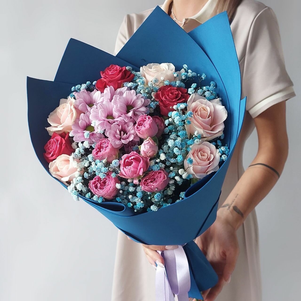 Цветы живые букет из пионовидной розы, хризантемы, гипсофилы и розы "Вдохновение яркости" Flor2u