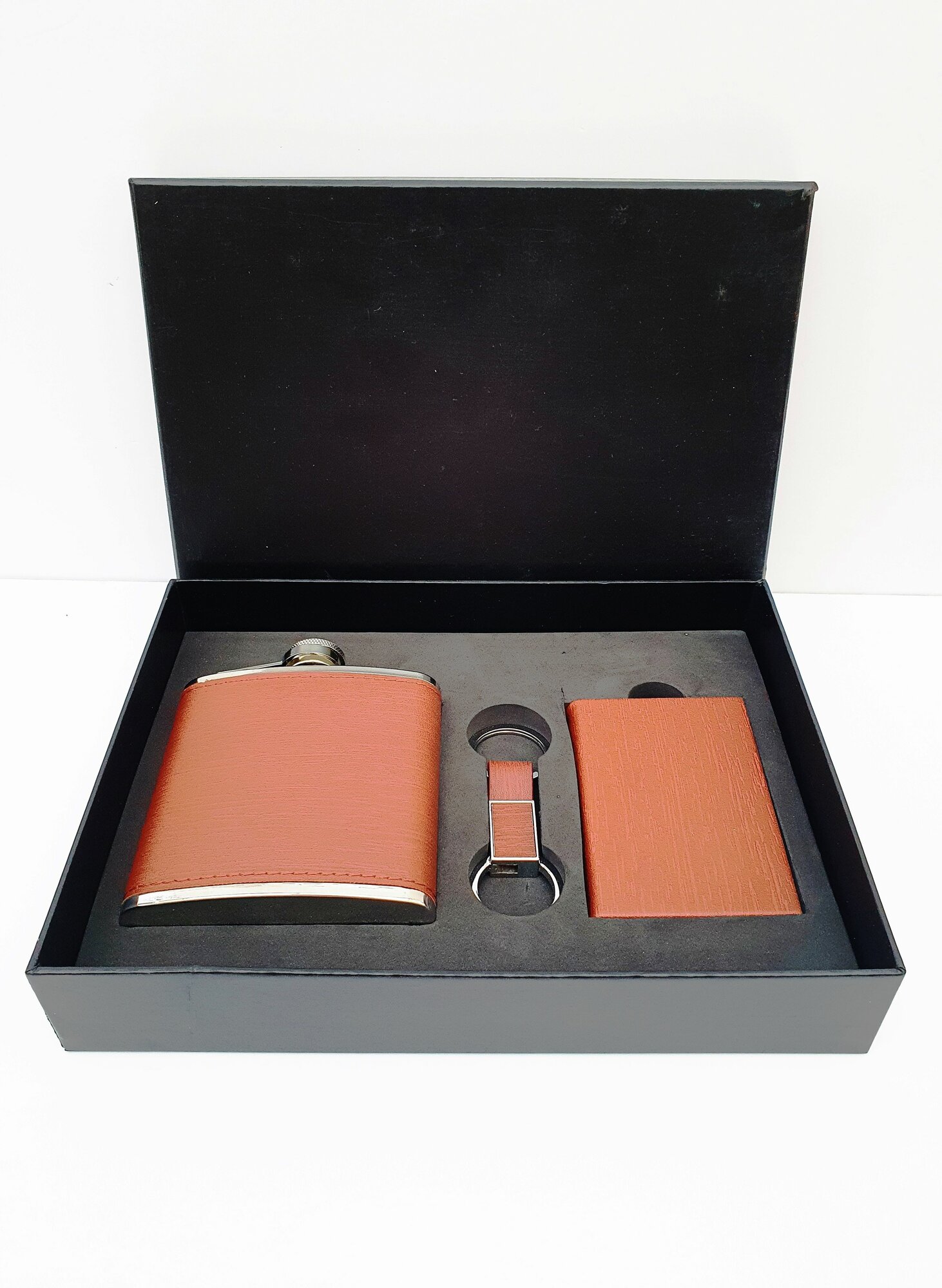 Подарочный набор: фляжка 175мл, визитница, брелок. В коробке.