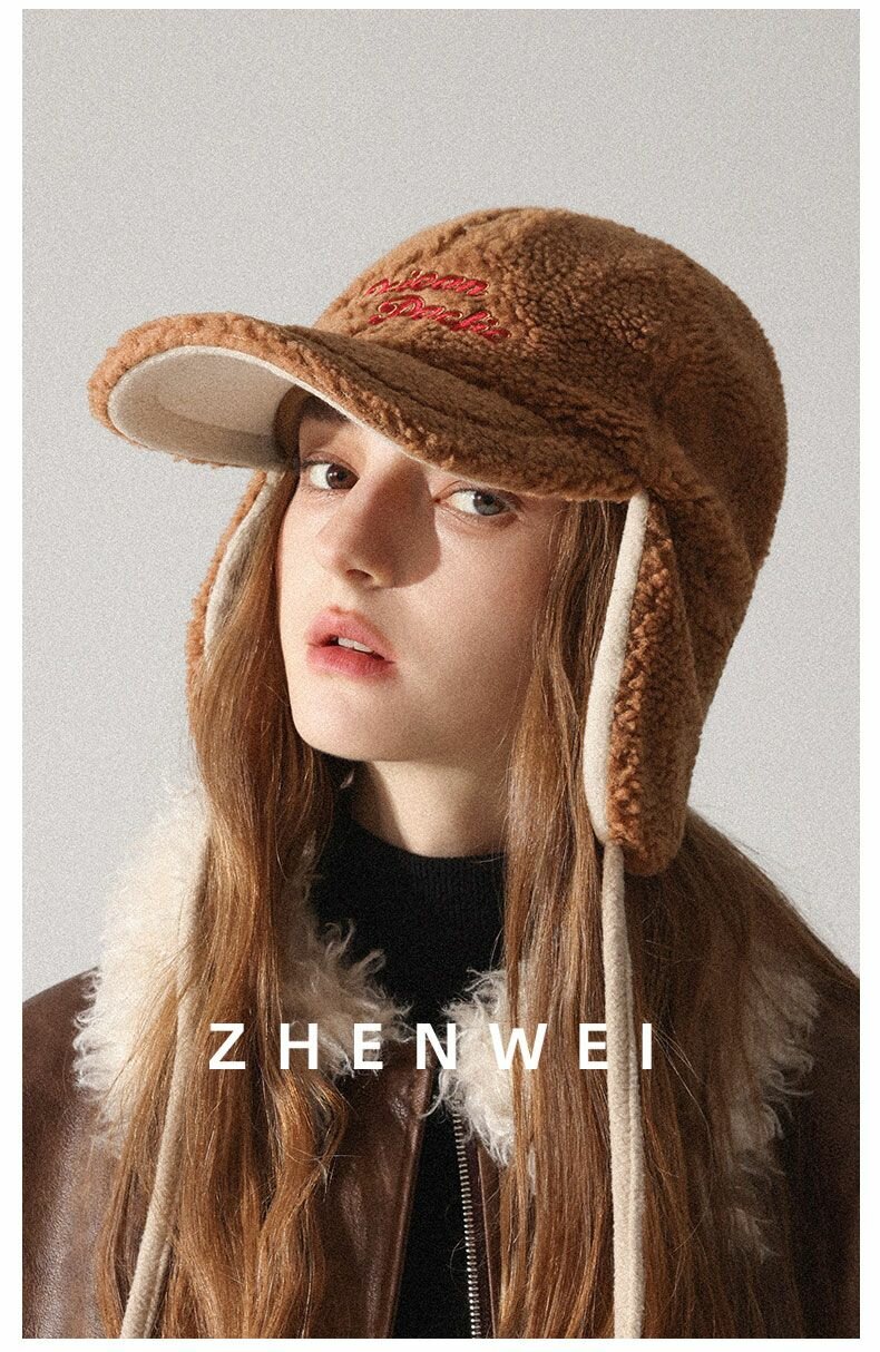 Утепленная бейсболка из овчины с защитой ушей, сине-белая