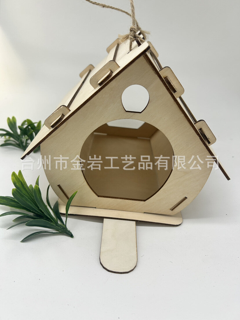 В наличии: деревянная клетка для птиц, птичье гнездо, качели для попугаев, кормушка для птиц, птичий домик, птичья вилла, деревянный птичий домик, садовый декор.