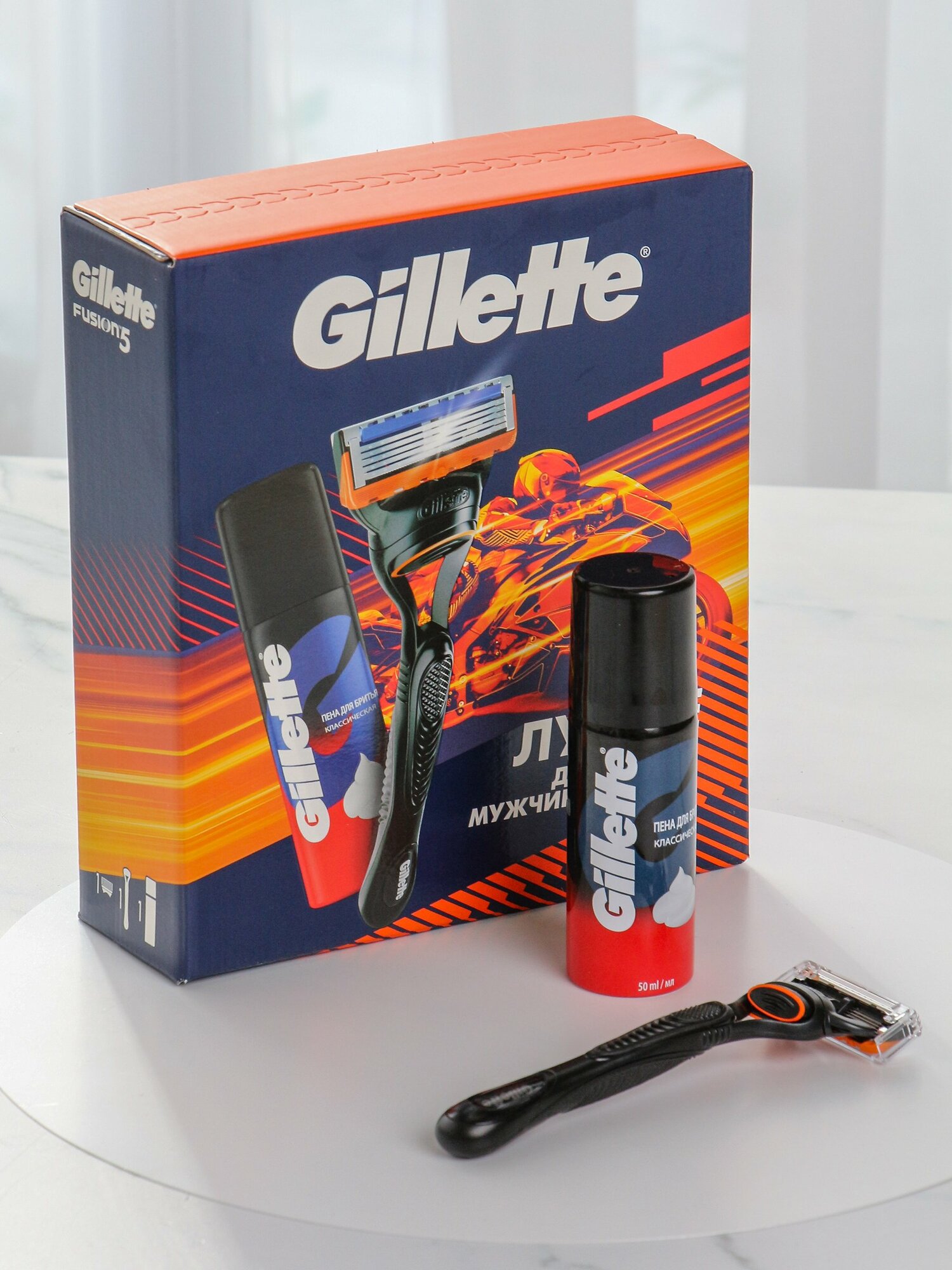 Подарочный набор для мужчин Gillette Fusion: станок для бритья с 1 кассетой и пена для бритья 50 мл. Идеальный подарок