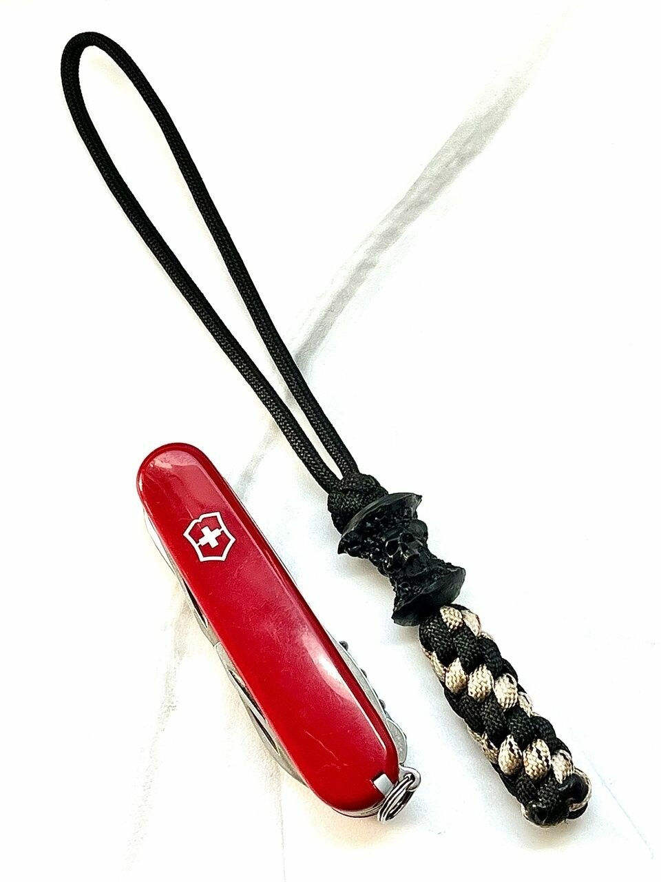 Темляк брелок для ножа с удлиненной петлей "Огрызок с черепами"