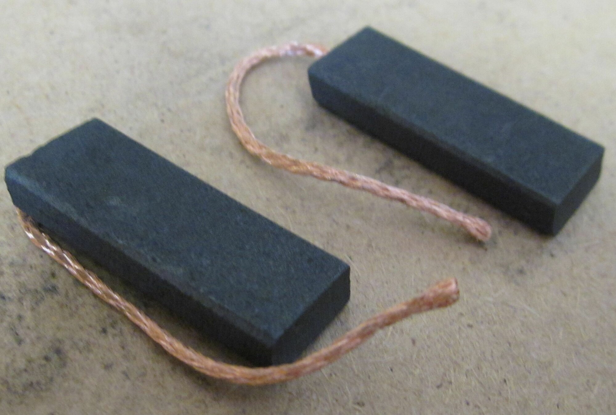 Щетки 5х13,5х35 угольные (сэндвич) для электродвигателя стиральной машины, провод от центра