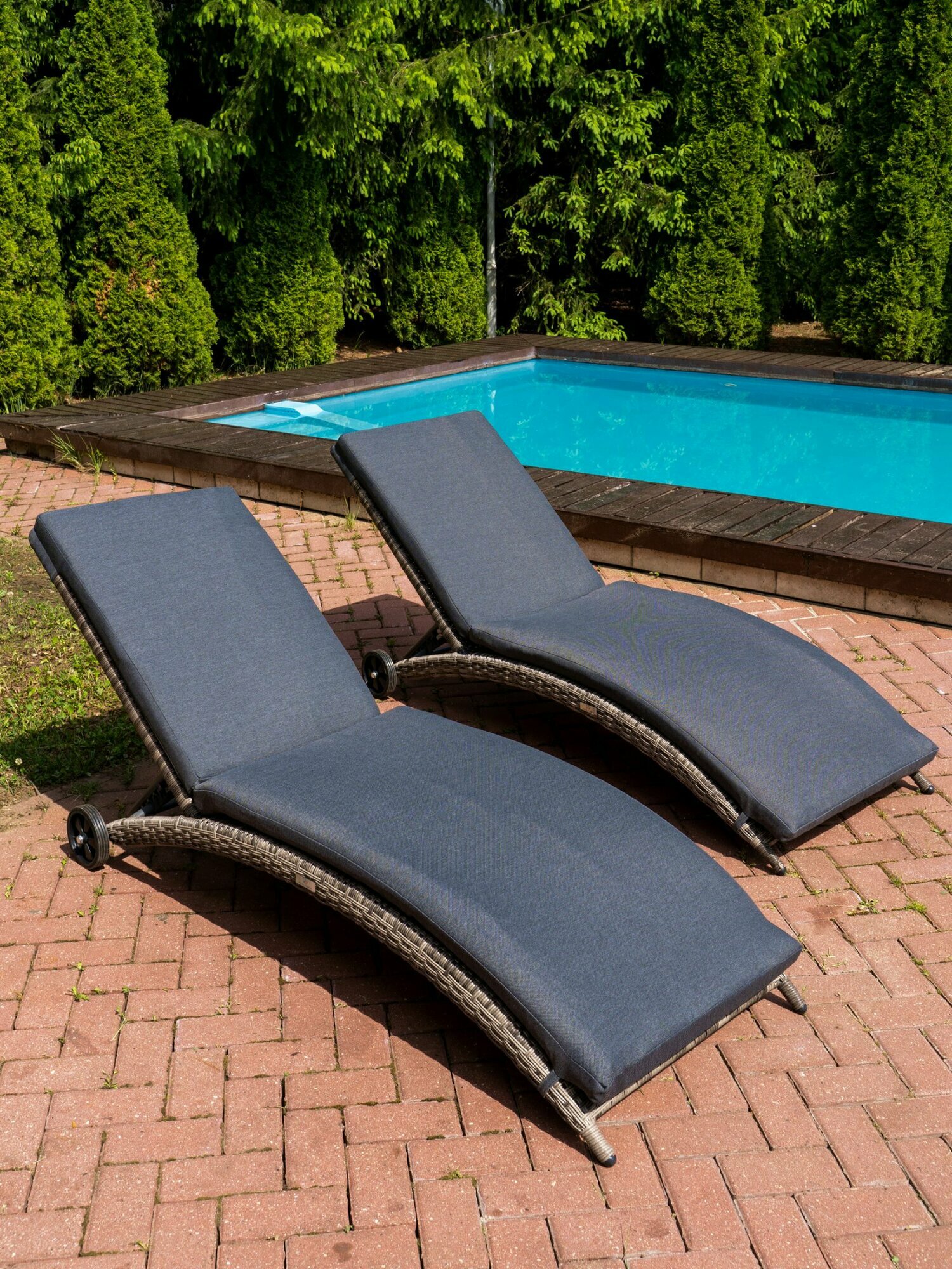 Комплект садовых шезлонгов из ротанга Royal Family AGATA с матрасом, серый (2 шт.)