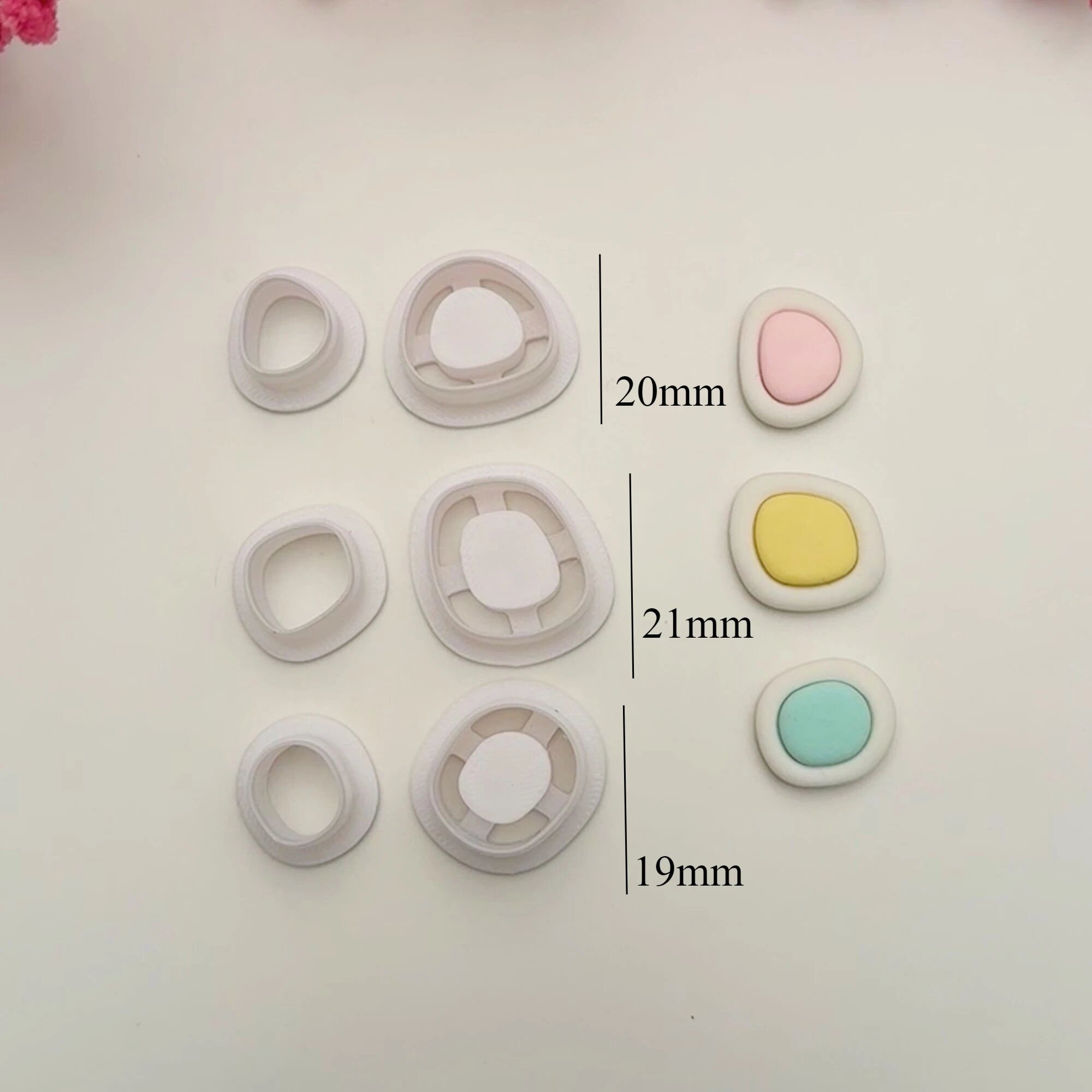 Резак для глины с галькой и драгоценными камнями