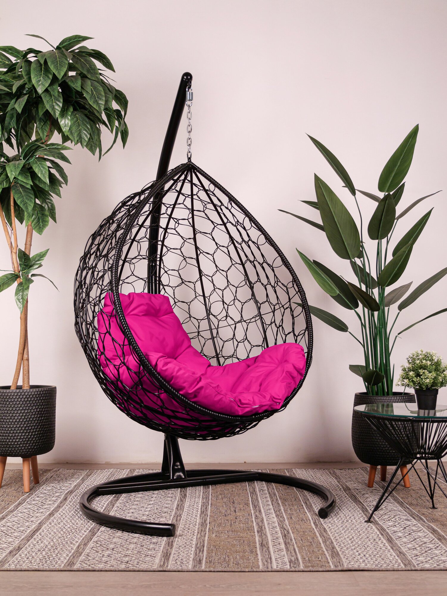Подвесное кресло капля, с ротангом чёрное, розовая подушка