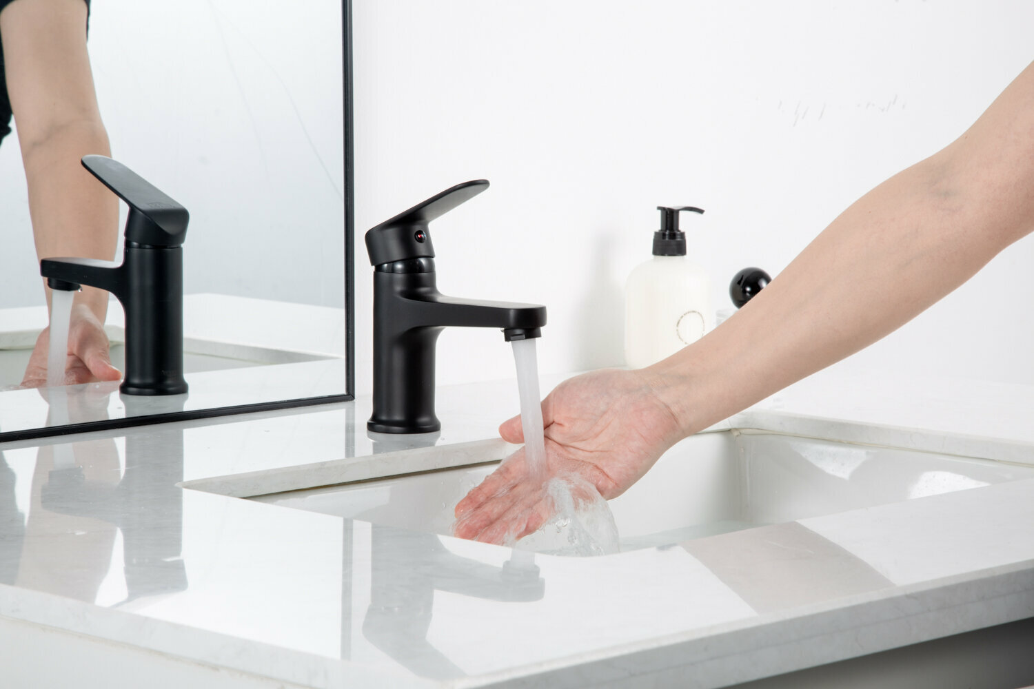 Смеситель для раковины , умывальника, FRUD R10156-6 черный, силумин