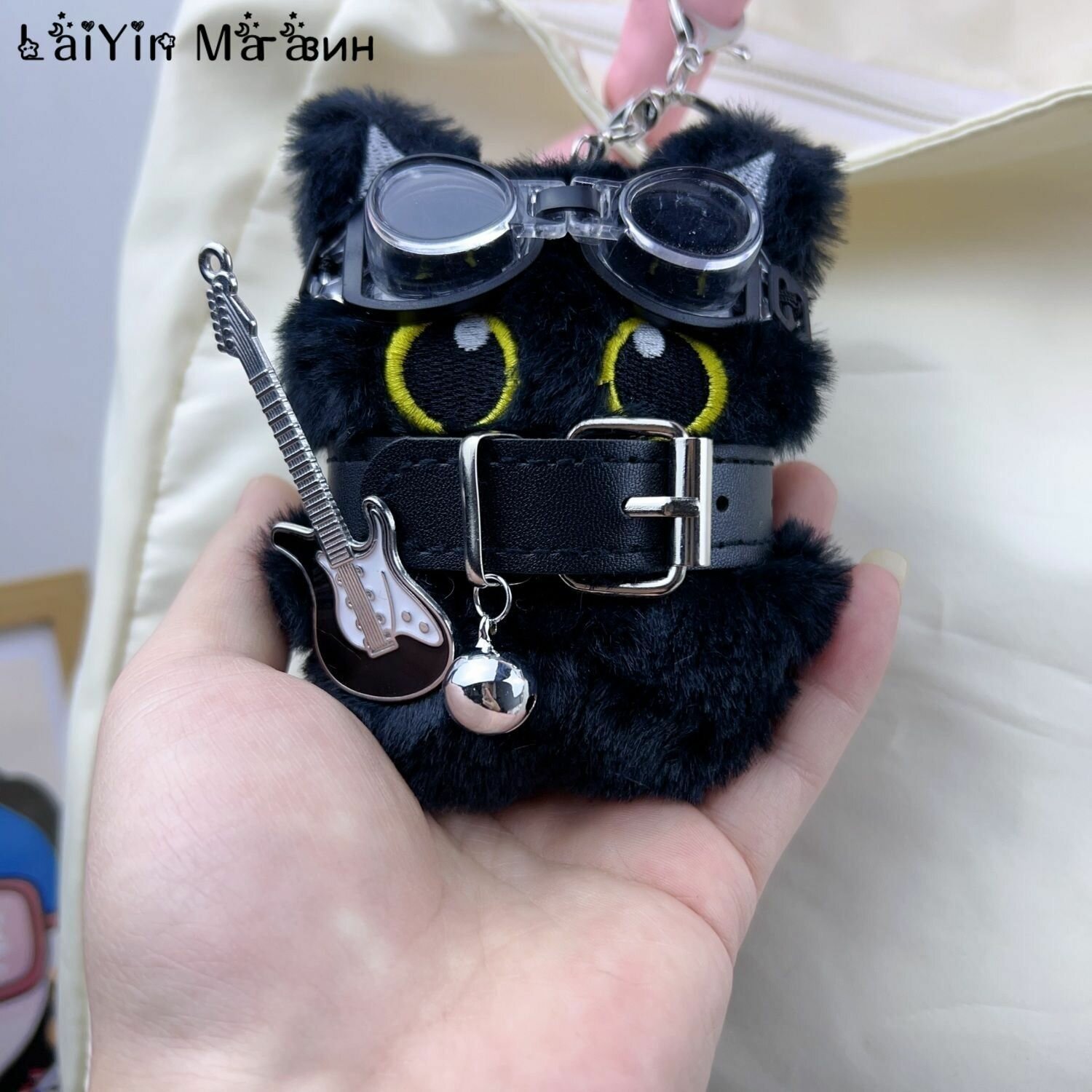 Кукла черной кошки, которая может издавать звуки.