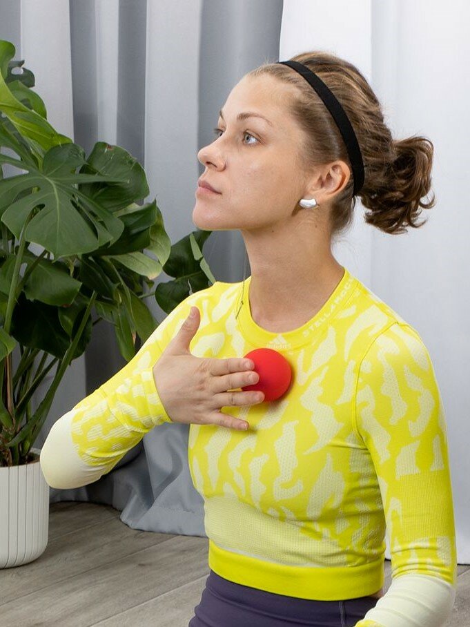 Мяч массажный для МФР мячик спортивный двойной для массажа стоп ног шеи Relaxify, красный