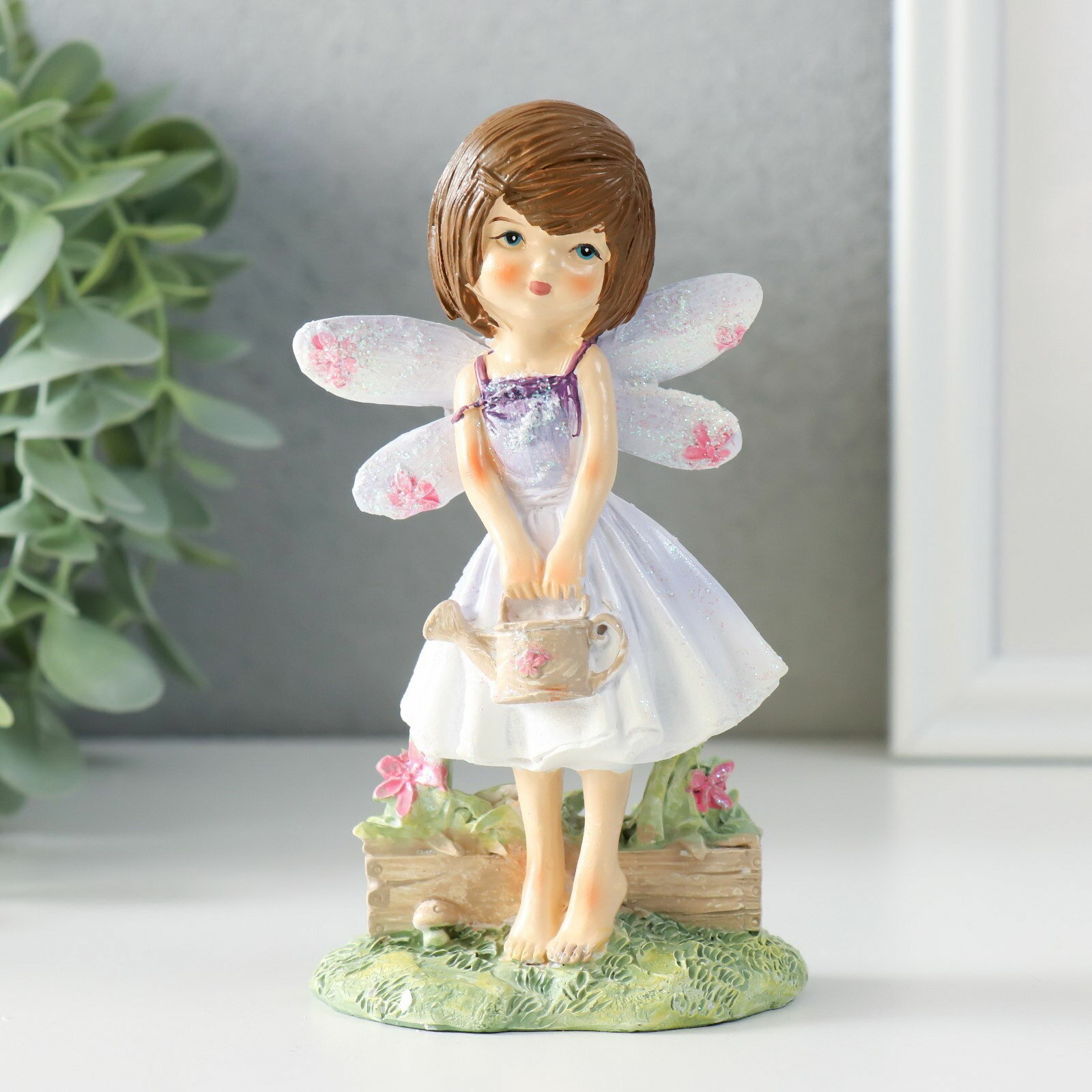 Фигурка полистоун "Малышка в сиреневом платье с крыльями, с леечкой", 7.5x5x13 см