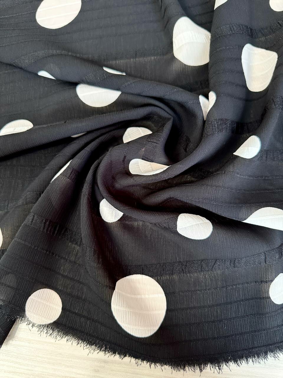 1.5м Шифон ткань для шитья. Белые круги на черном фоне. Ширина 150 см. Плотность 110
